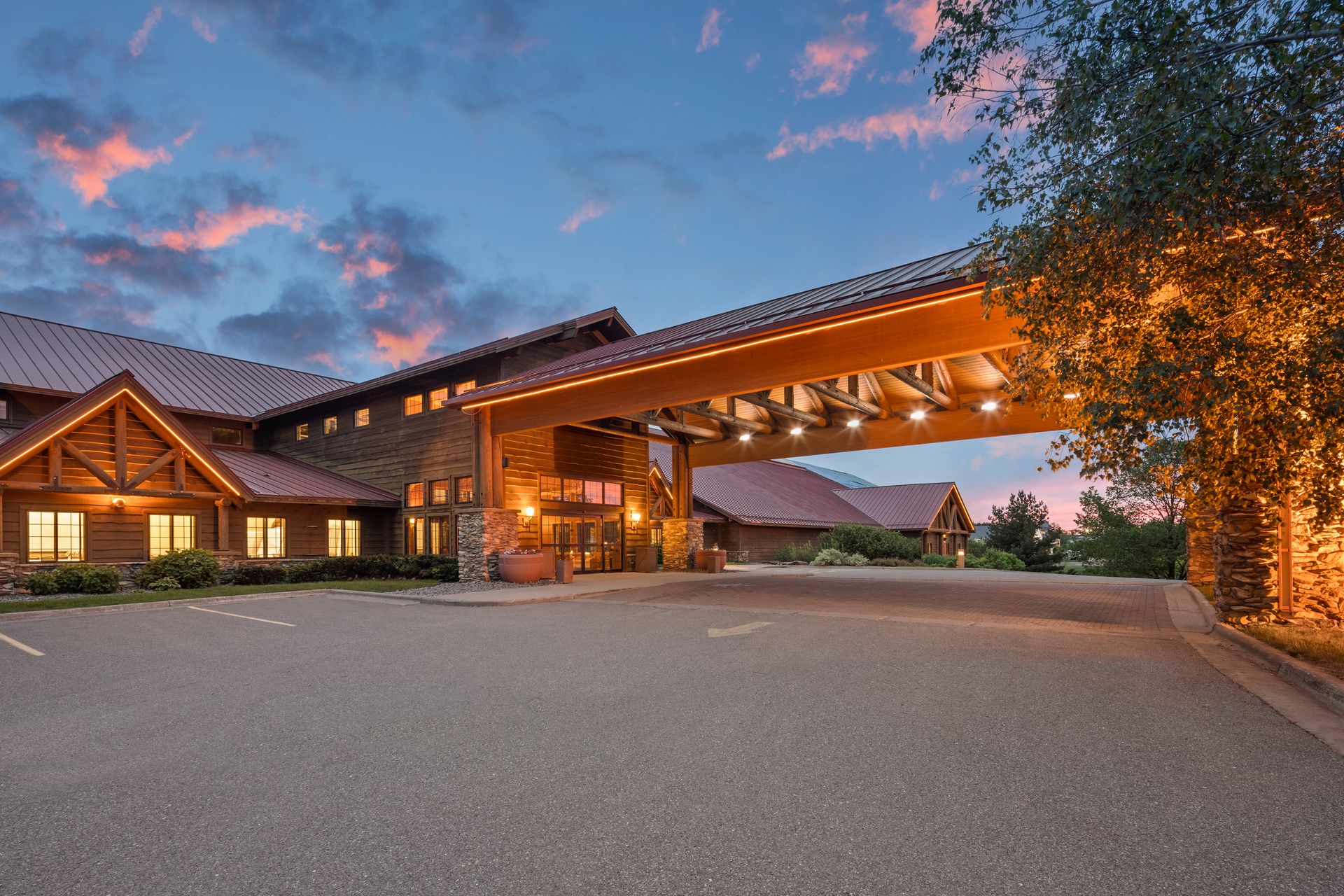 Bantr Hotel | Largest Pool + Hot Tub in Rothschild, WI