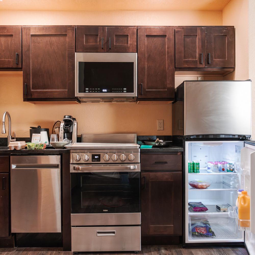 Bantr Hotel | Largest Pool + Hot Tub in Rothschild, WI