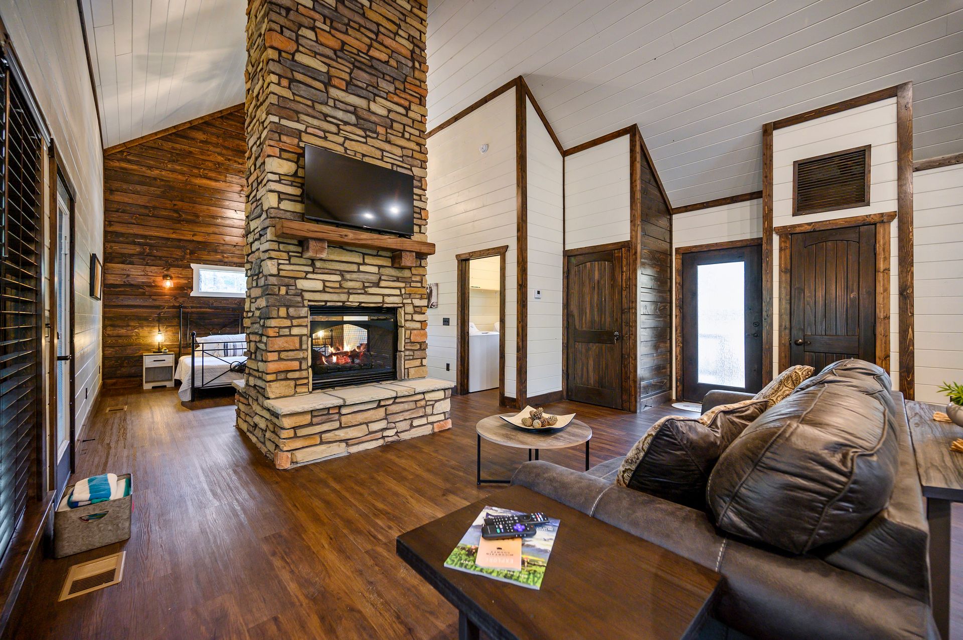 Home [www.luxurybrokenbowcabins.com]