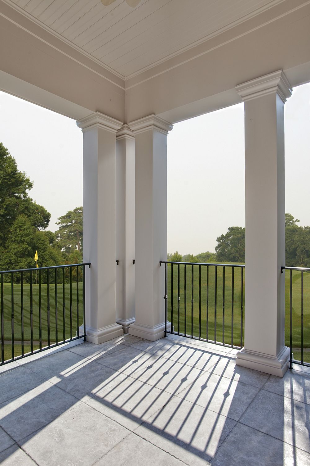 Porch railings in aluminum or steel with handrails installed
