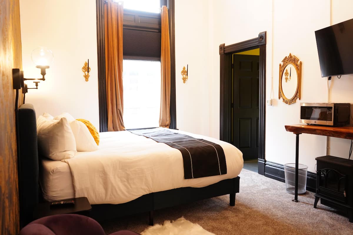 1 King Rooms | The Oliver Inn