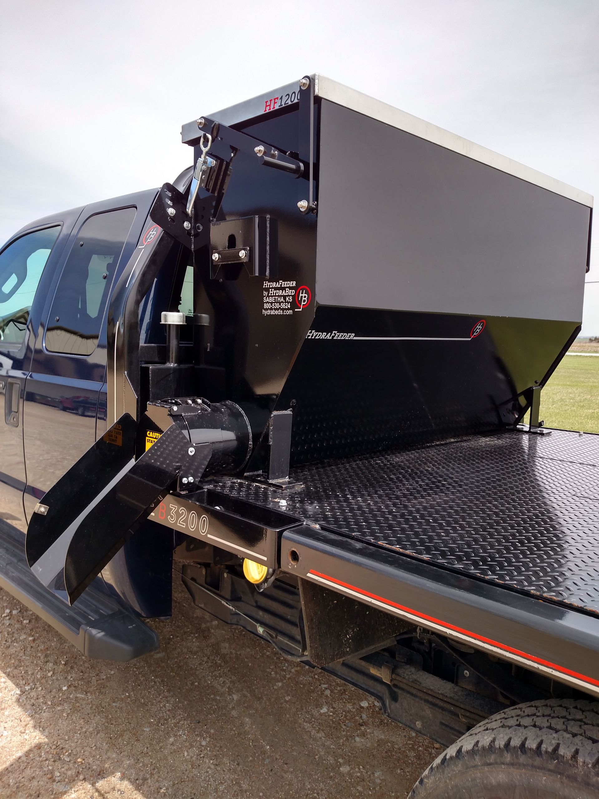 Hydraulic Cube & Supplement Feeder | HydraFeeder® | HydraBed