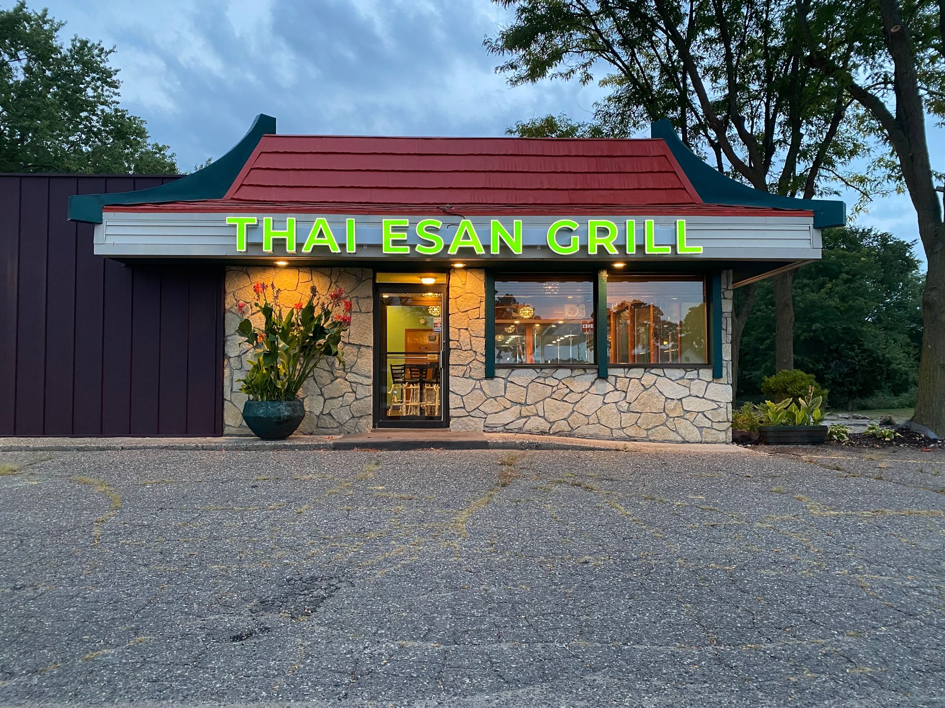 Home [thaiesangrill.com]