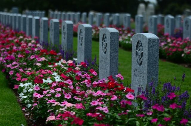 Memorial Service Etiquette for Extended Family and Friends