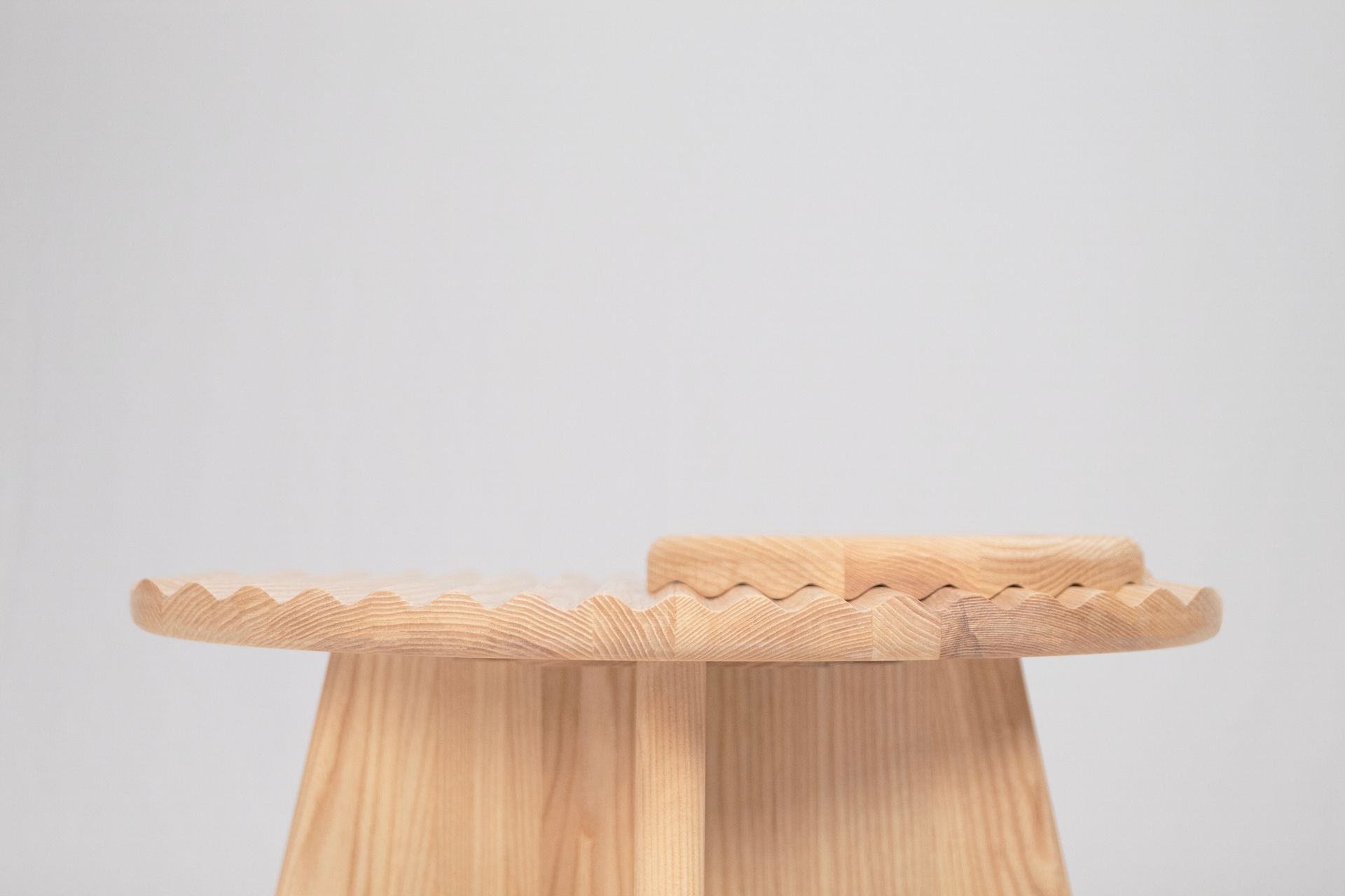 RUFFLE TABLE