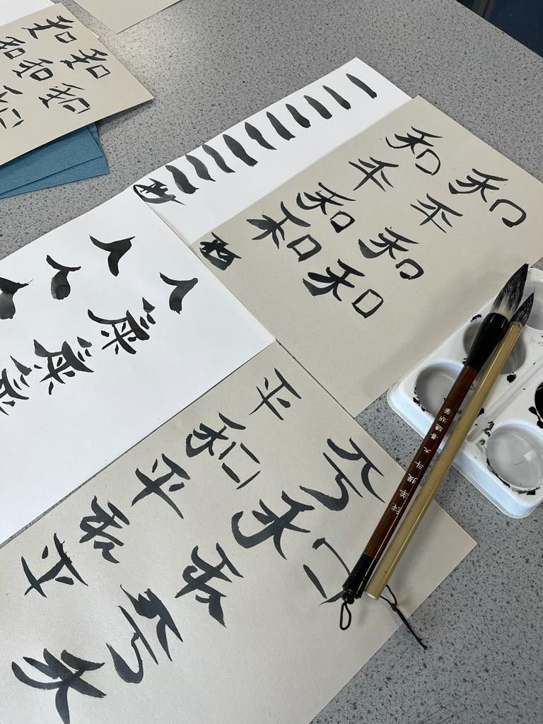 Art students experience Chinese calligraphy lesson