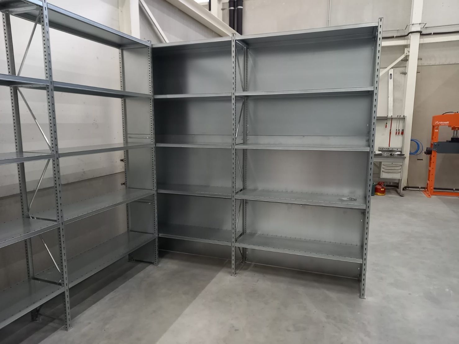 Drie soorten rekken voor stow Group