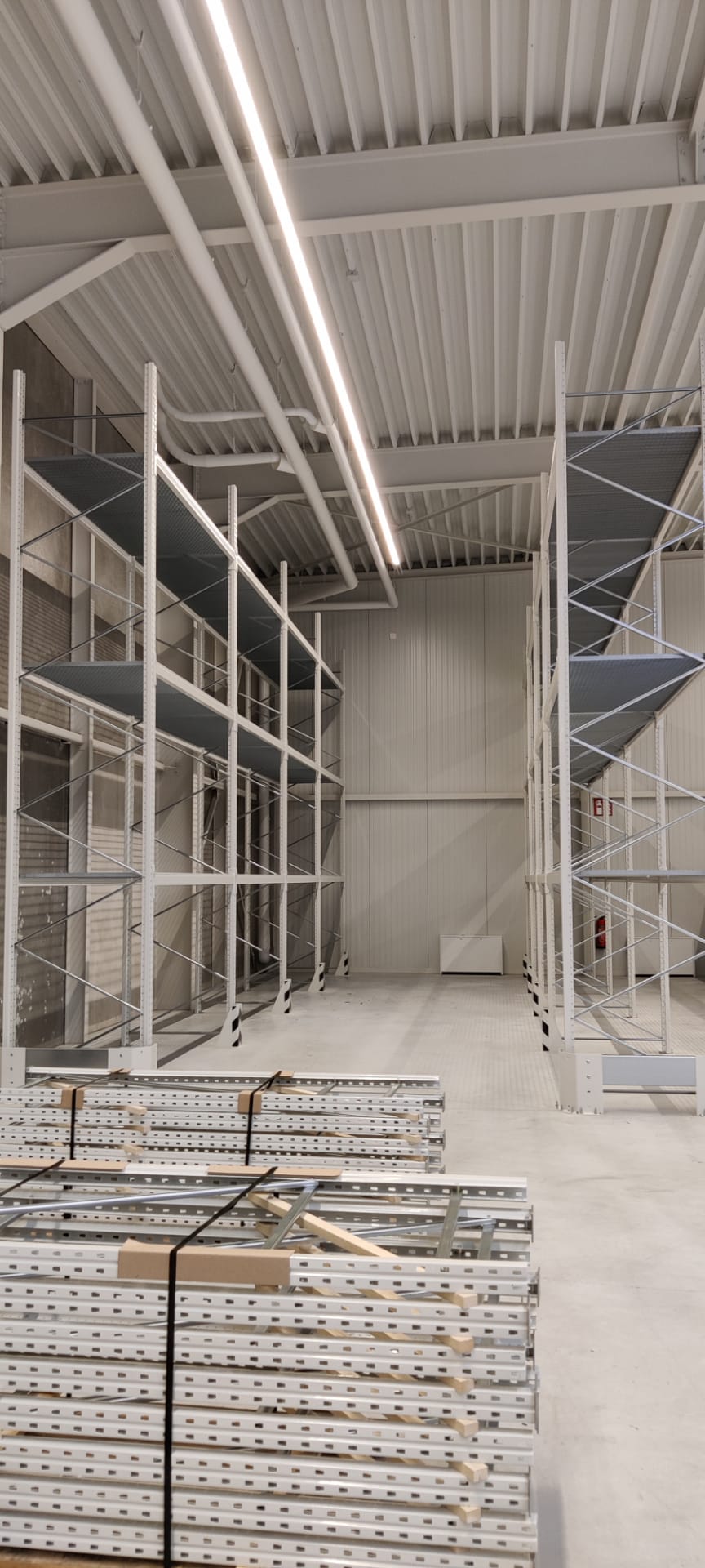 Monteren van nieuwe magazijnrekken