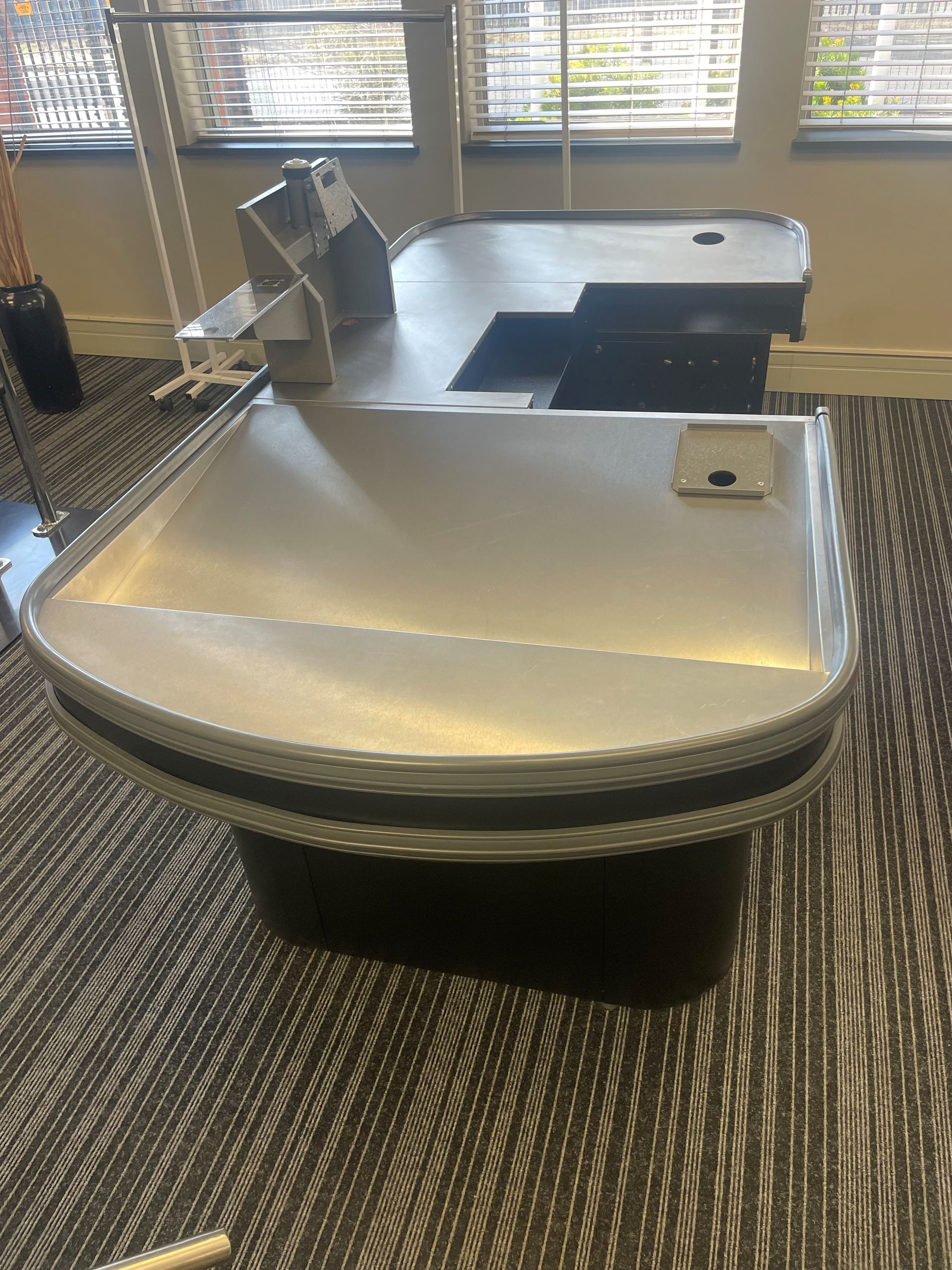 Checkout Counters, Tillstand & Queuing | KK Shelving