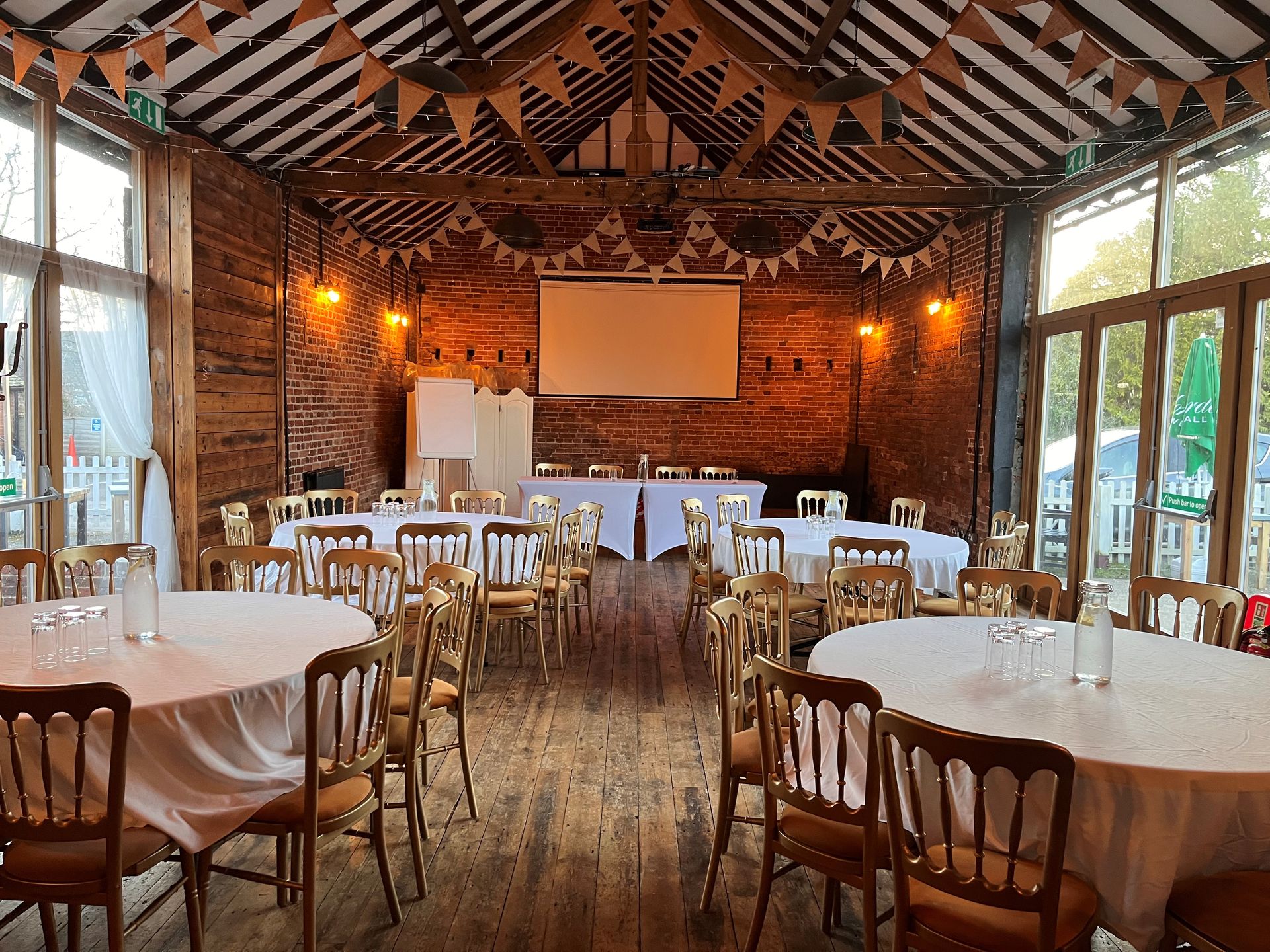 16th Century Thatched Pub in the New Forest - The Elm Tree