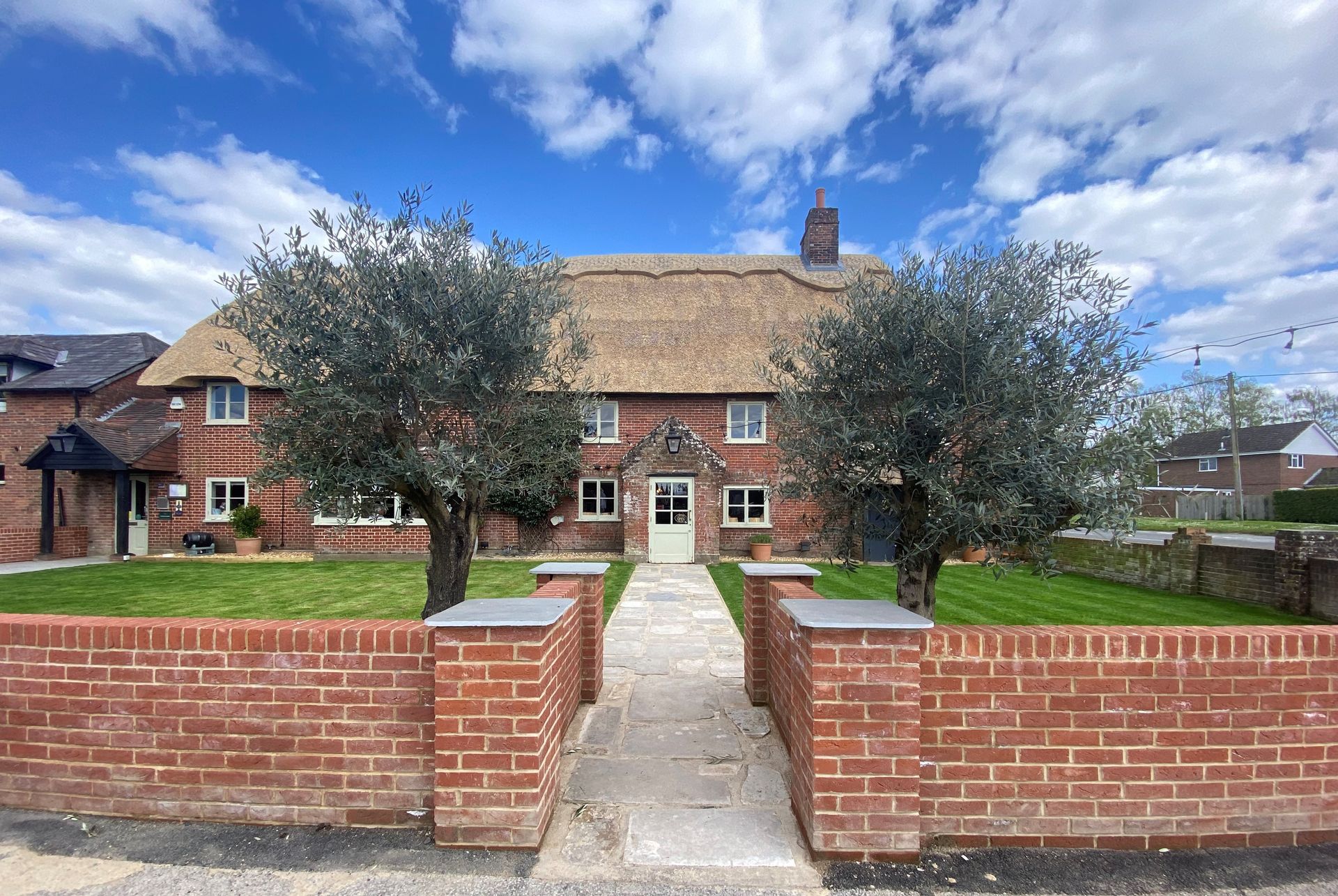 16th Century Thatched Pub in the New Forest - The Elm Tree