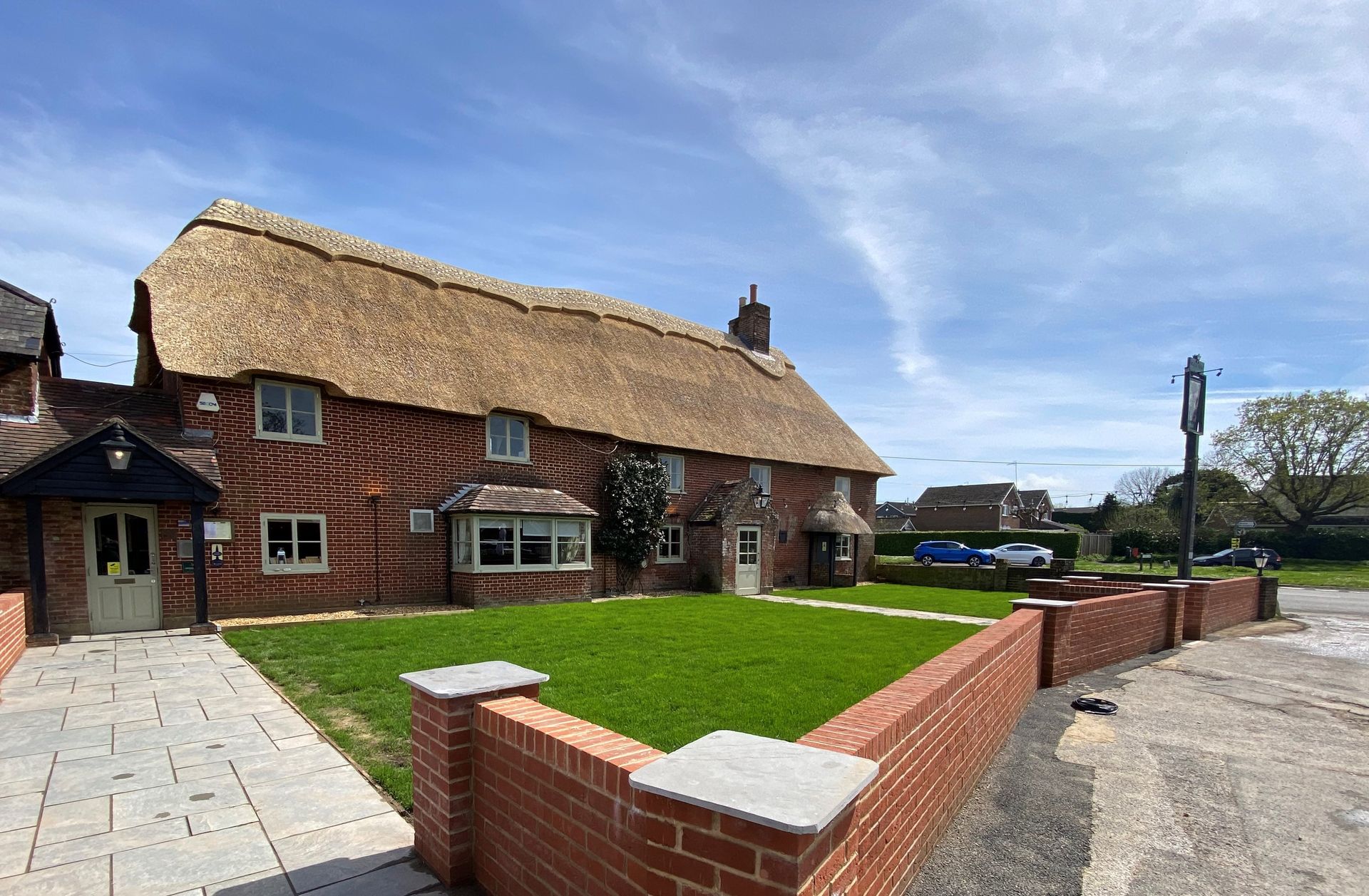 16th Century Thatched Pub in the New Forest - The Elm Tree