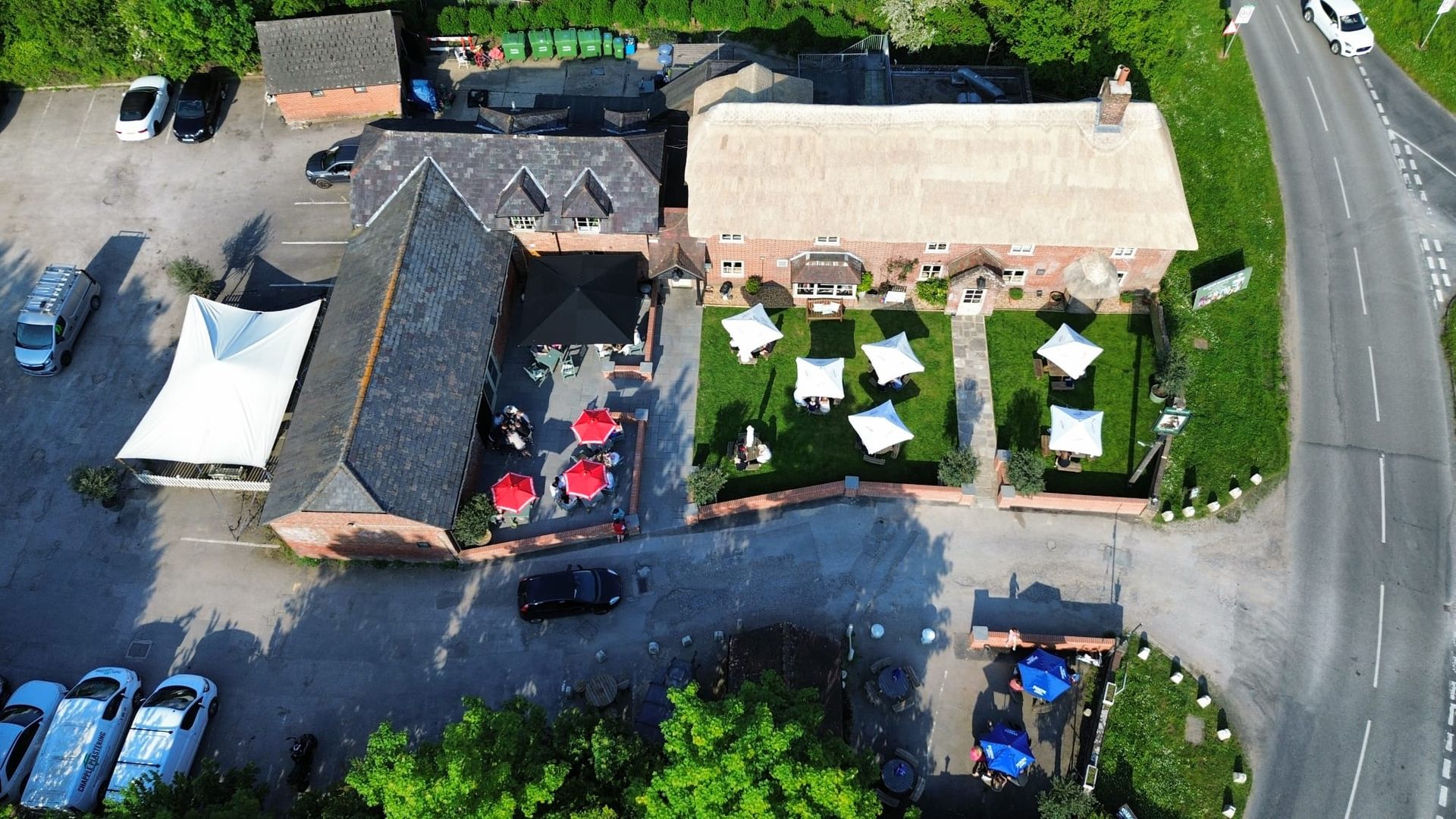 16th Century Thatched Pub in the New Forest - The Elm Tree