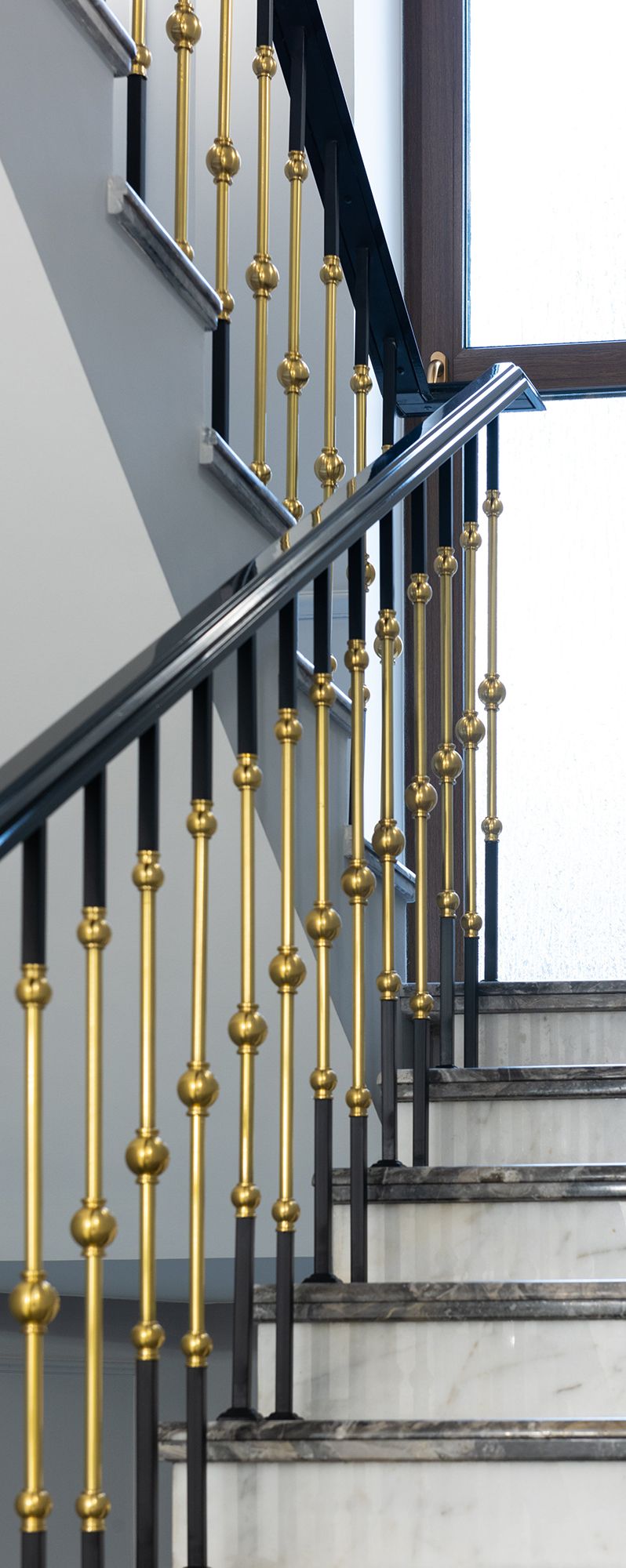 What's the difference between guardrails and handrails?