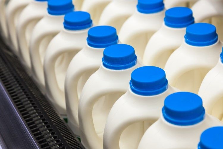 Plastic vs. Glass Milk Bottles | What is the Difference?