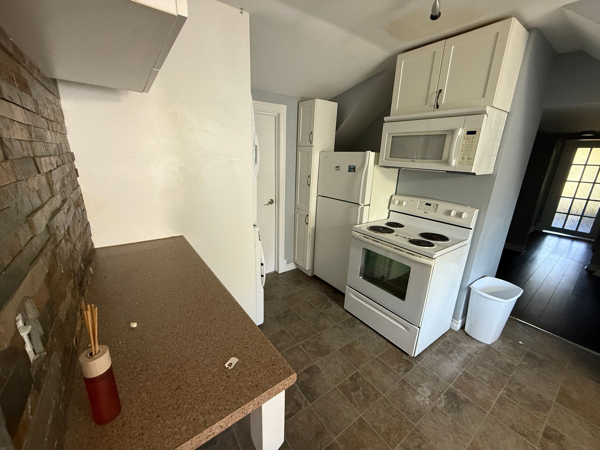 Charming 2-Bedroom Apartment - Upper-474 Chester St. London!