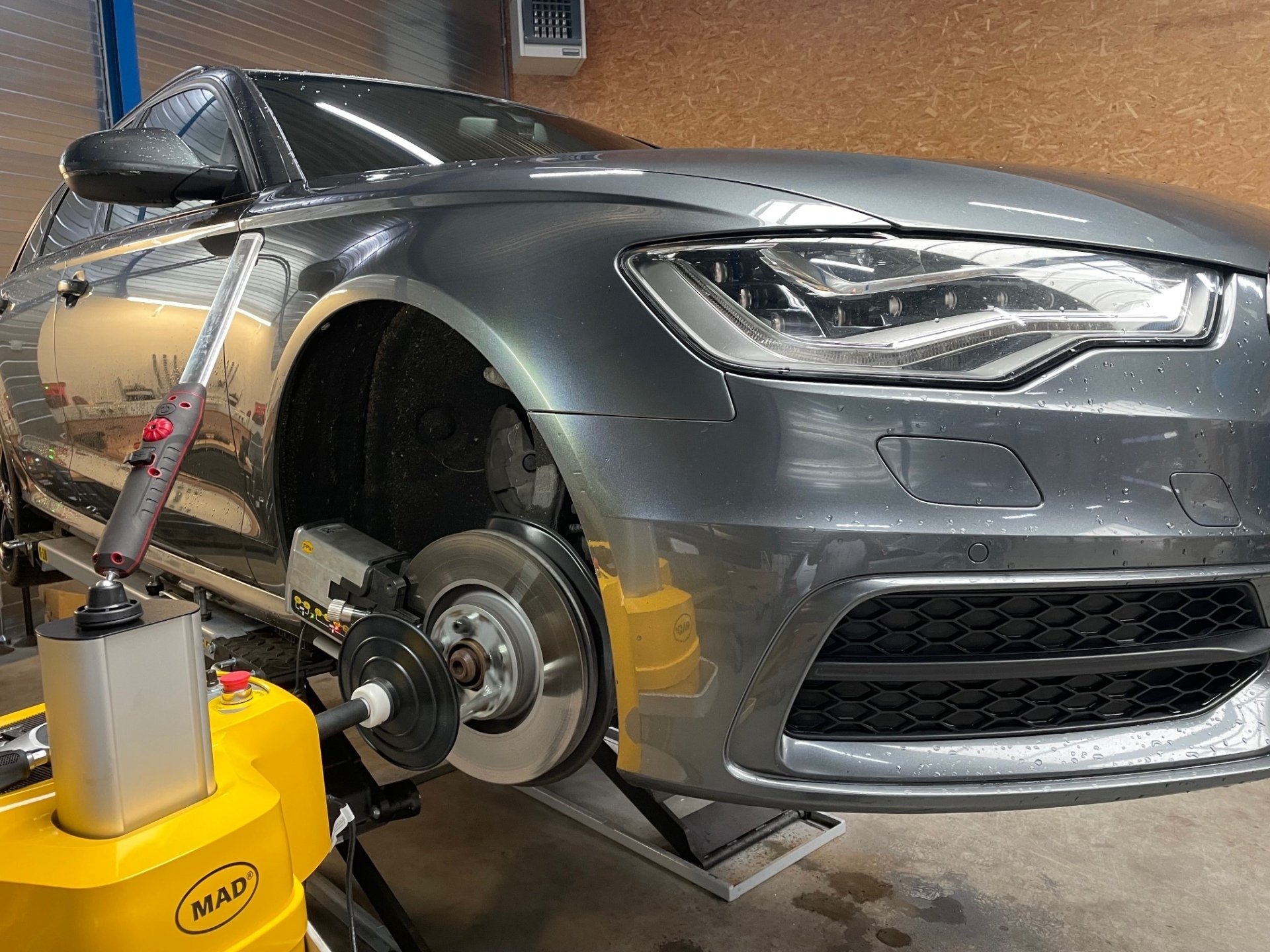 Kromme remschijven Audi - Remschijven afdraaien | Auto-Parts-Roosendaal