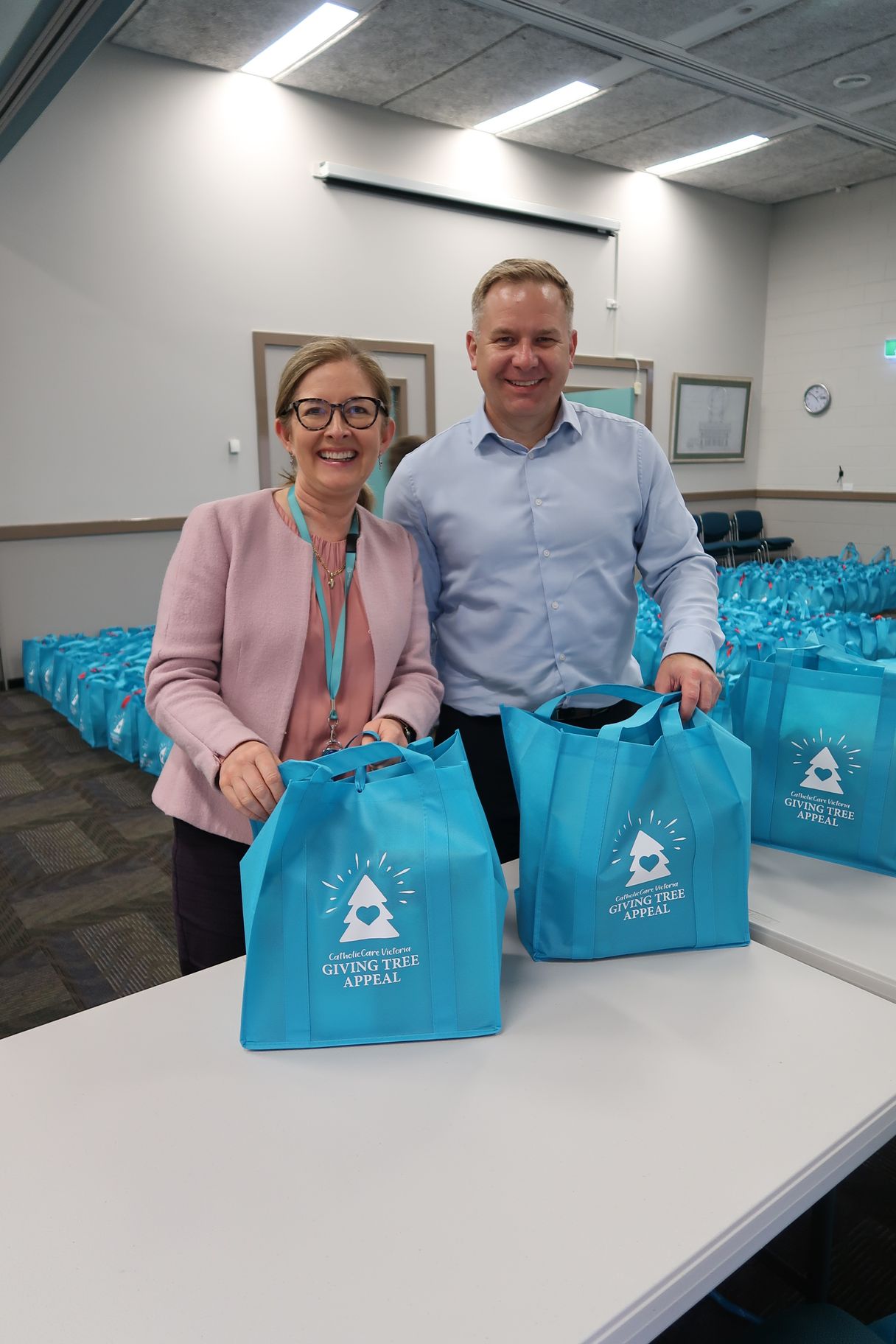 Spreading hope, joy and love with 595 hampers for those in need.