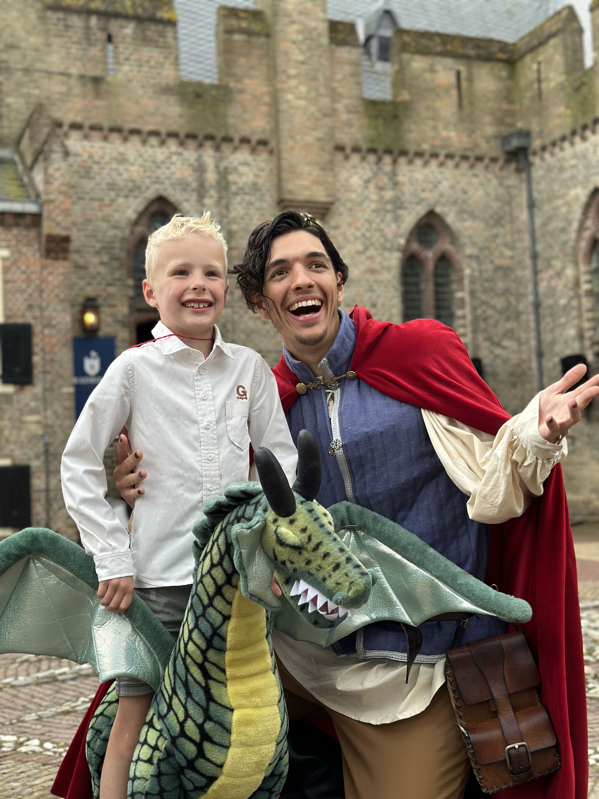 Bij Sprookjesdiner en Sprookjeslunch eten kinderen met sprookjesfiguren.