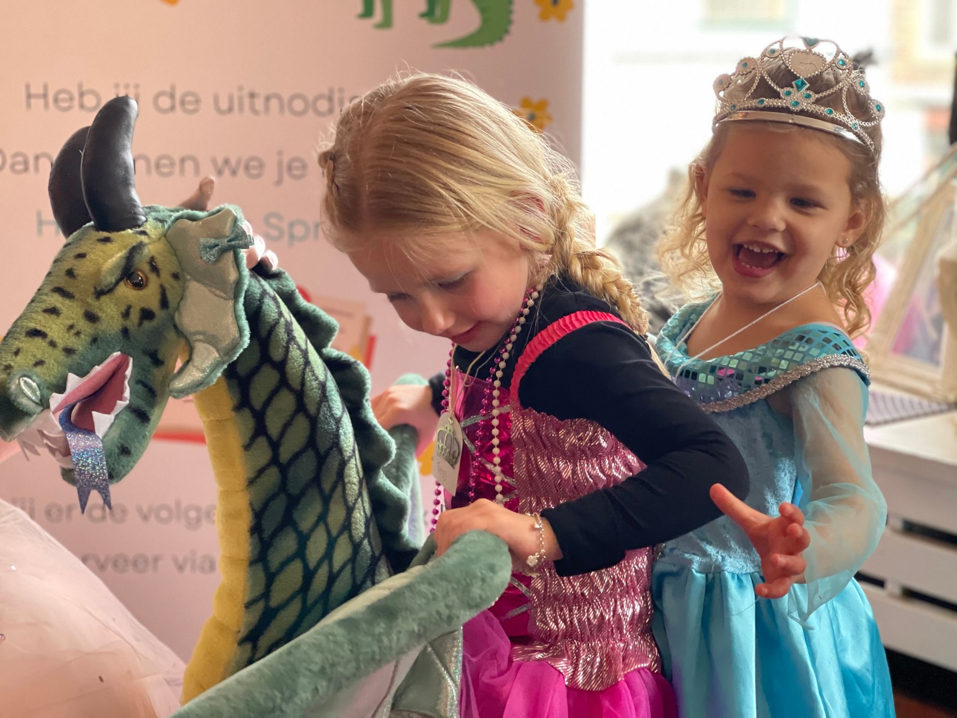 Bij Sprookjesdiner en Sprookjeslunch eten kinderen met sprookjesfiguren.