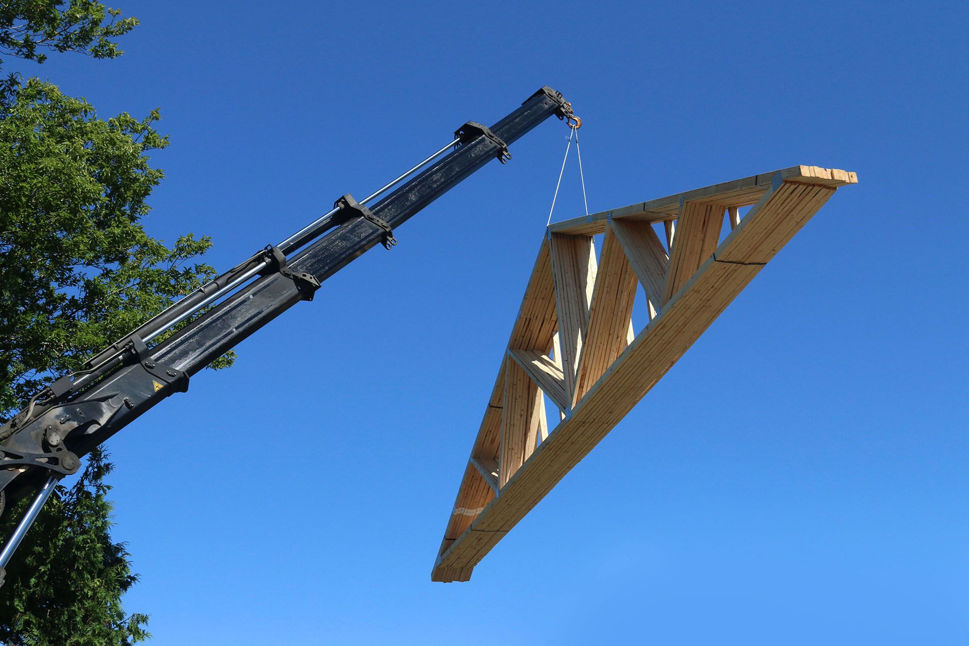 Safe, Efficient Roof Sheet Lifting with HiLine Cranes