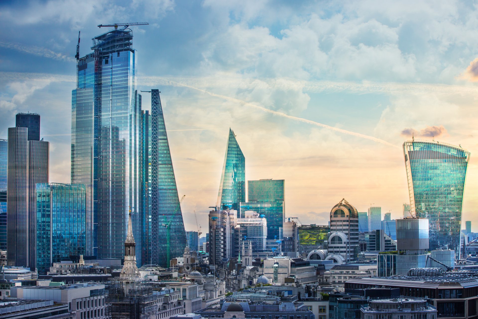 Real Estate, Hotels, Luxury Products & Financial Investments Broker