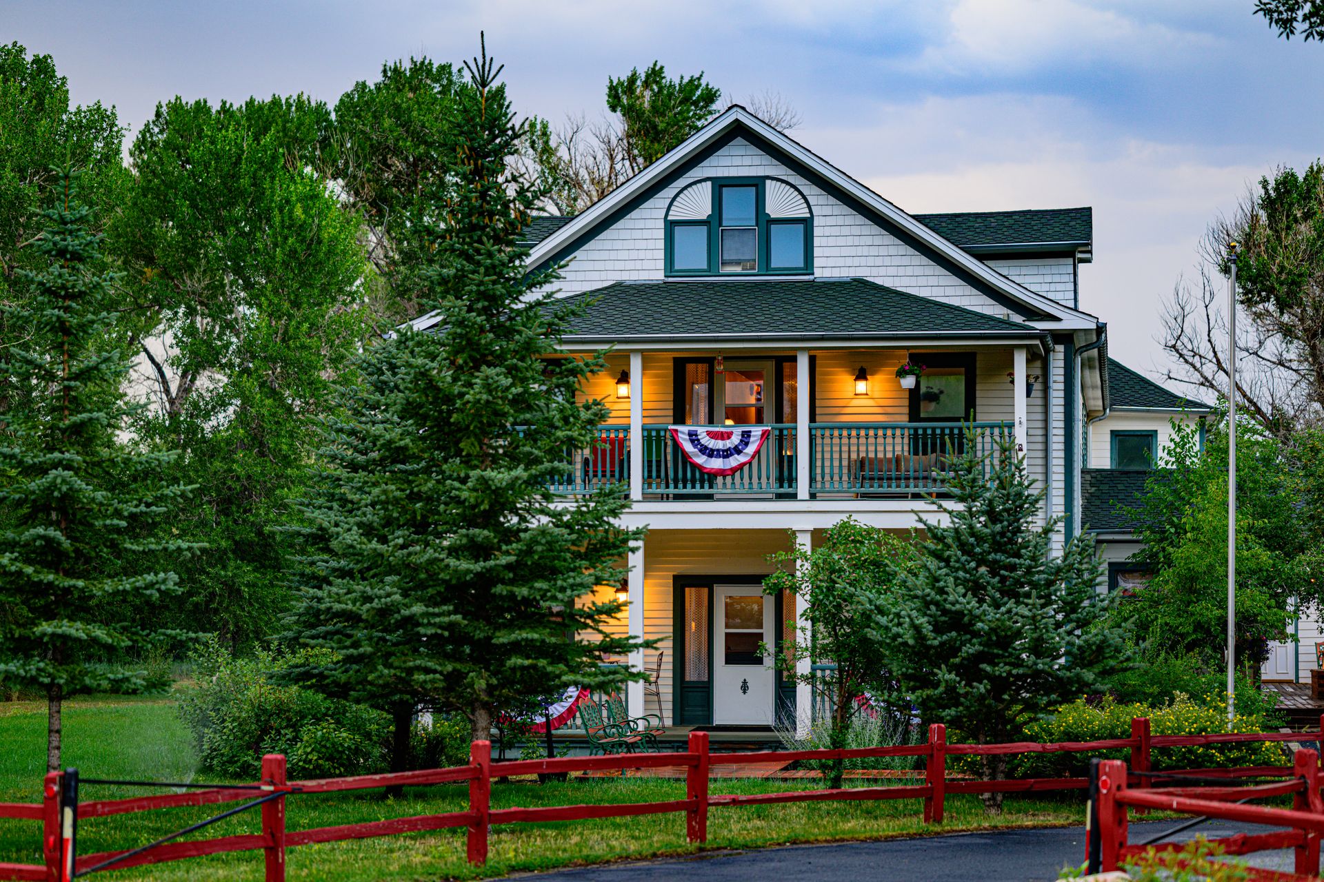 Historic Hotel & Restaurant | Elk Mountain Hotel