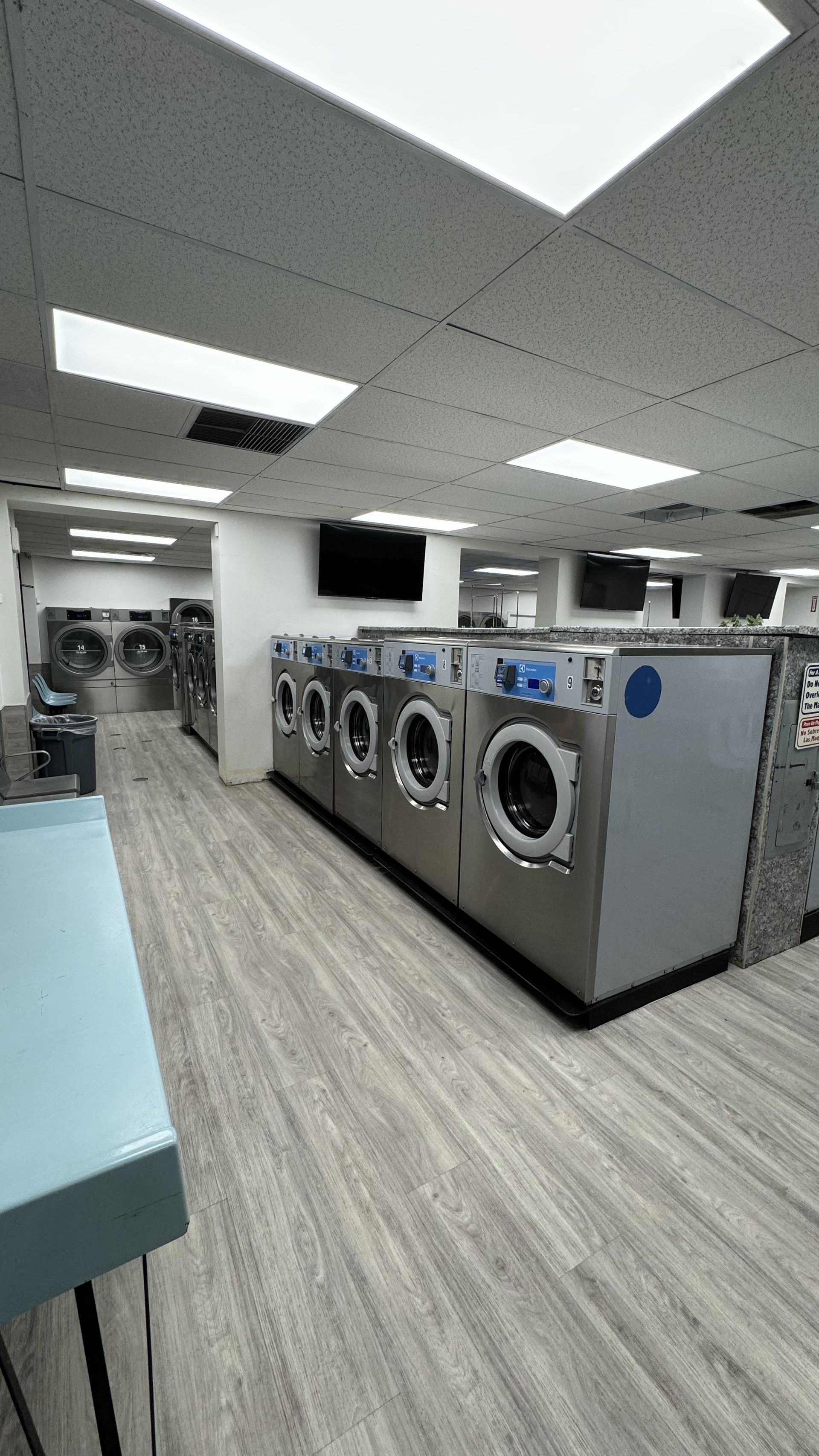 Quick Laundry | Clean Laundromat Glendale | Wash & Fold