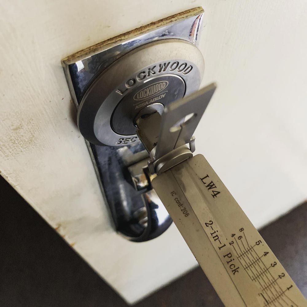 5 Tips To Stay Safe While Waiting For An Emergency Locksmith