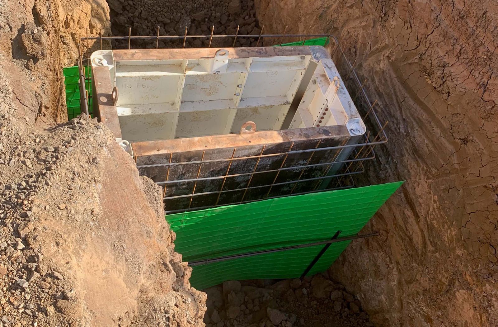 1500mm heavy duty corners hire | Manhole Form Hire