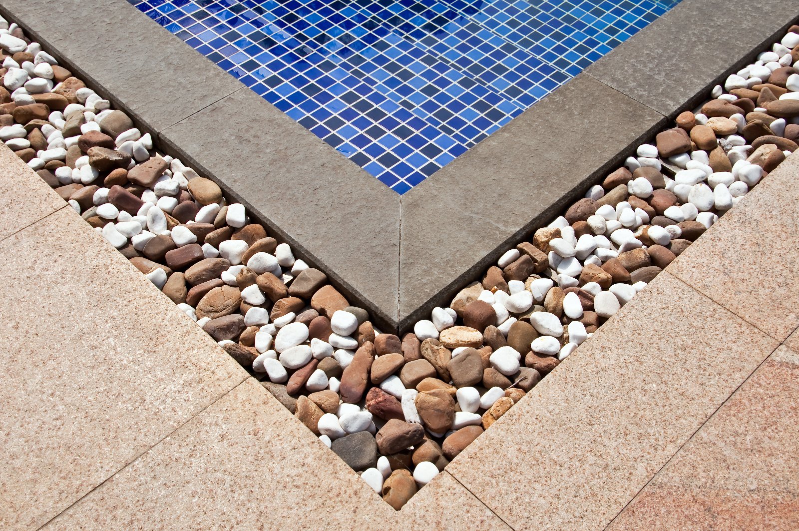 How to lay garden pebbles