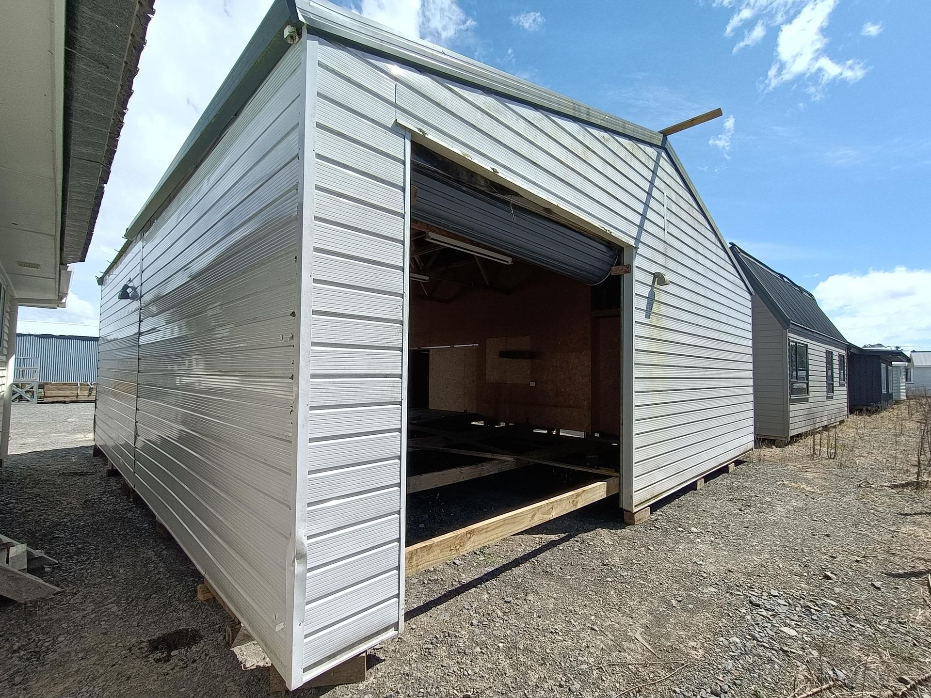 HB0135 - Garage with lots of space for the toys