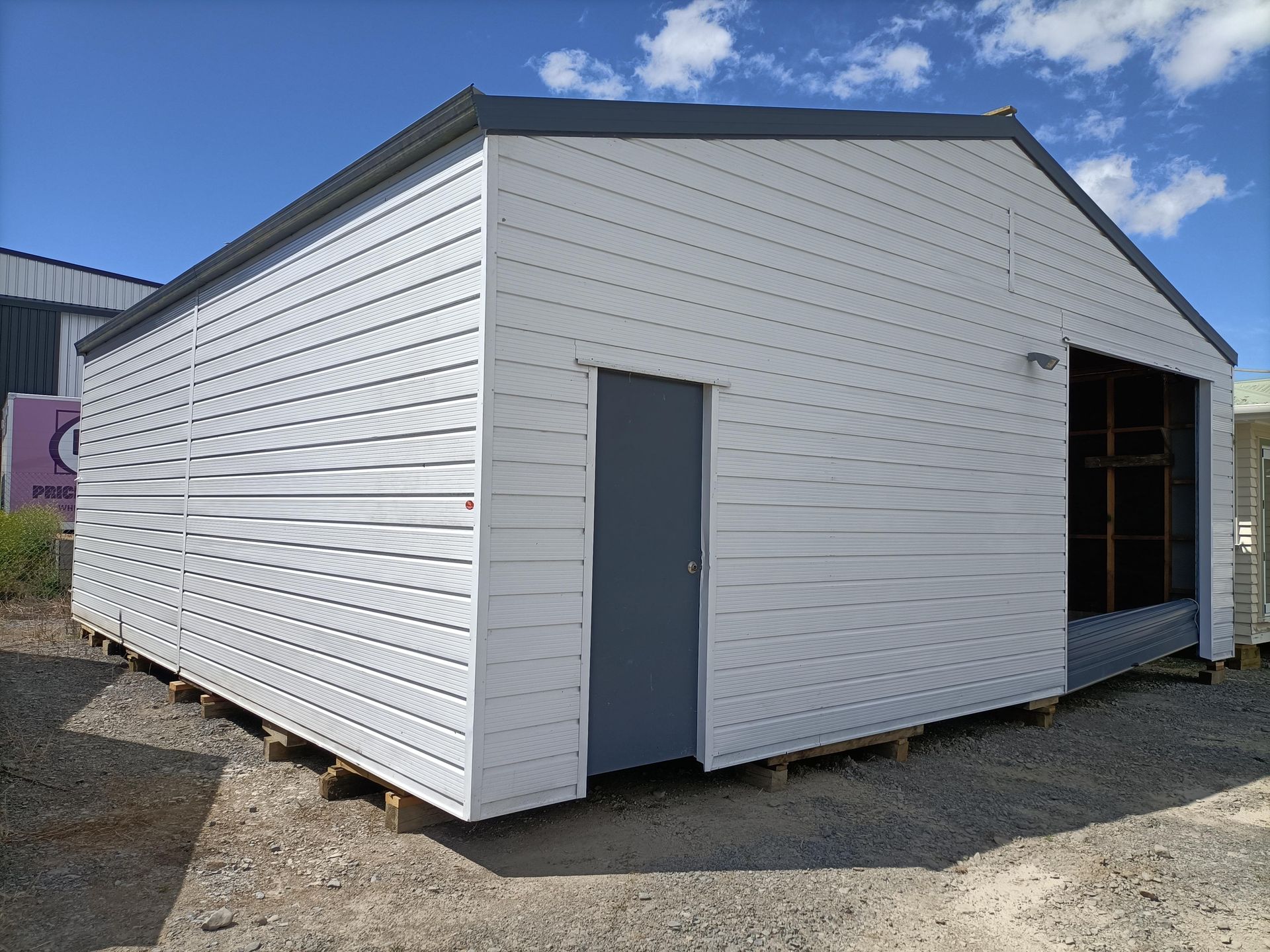 HB0135 - Garage with lots of space for the toys