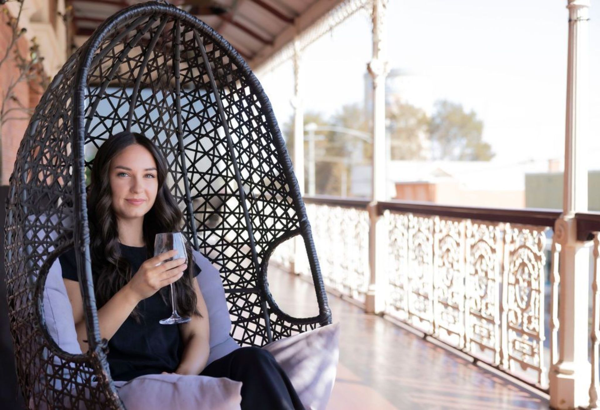 Welcome to the Royal Hotel Sea Lake Hotel in Victoria