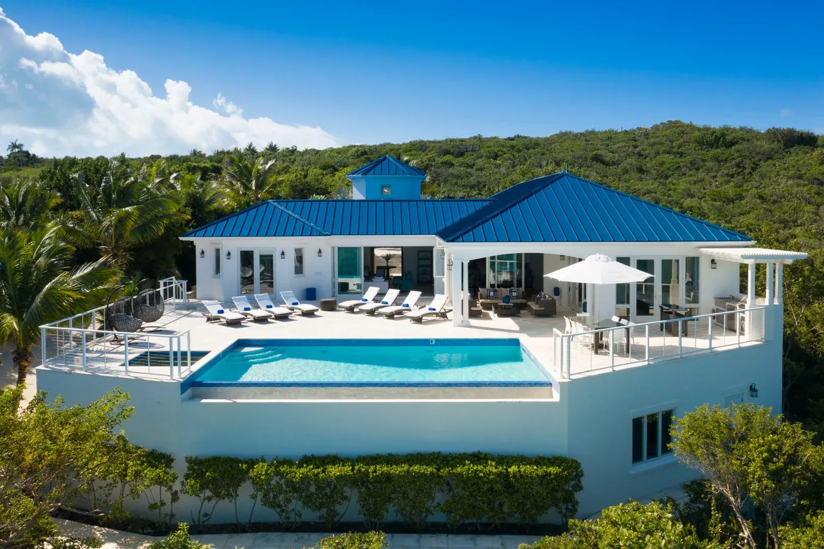 luxury/waterfront/villa/blue/mountain