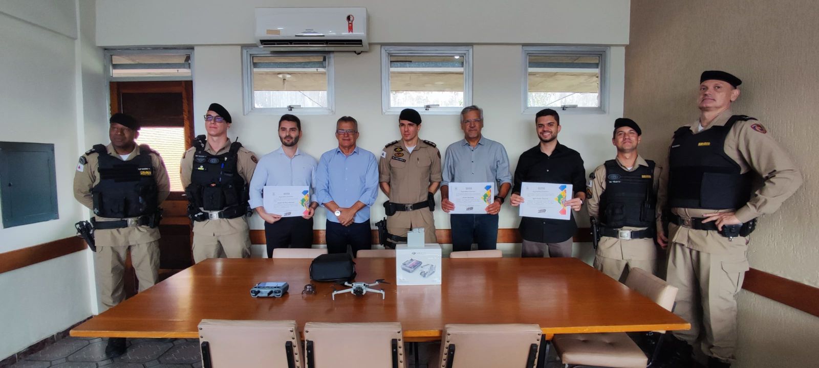 Prática doa equipamento para PM de Pouso Alegre