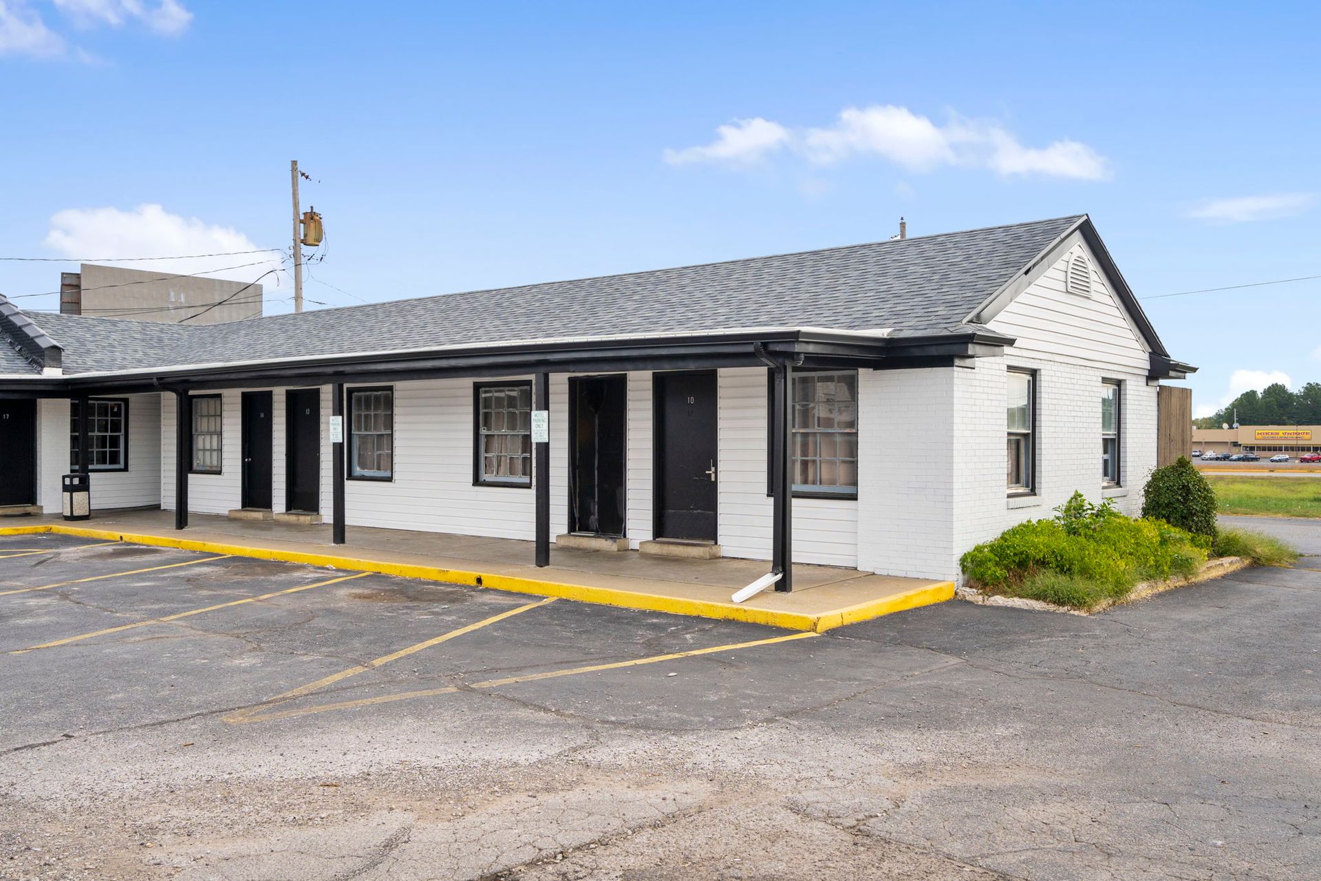 The Colonial Lodge | Motel Lodging in Springfield, MO