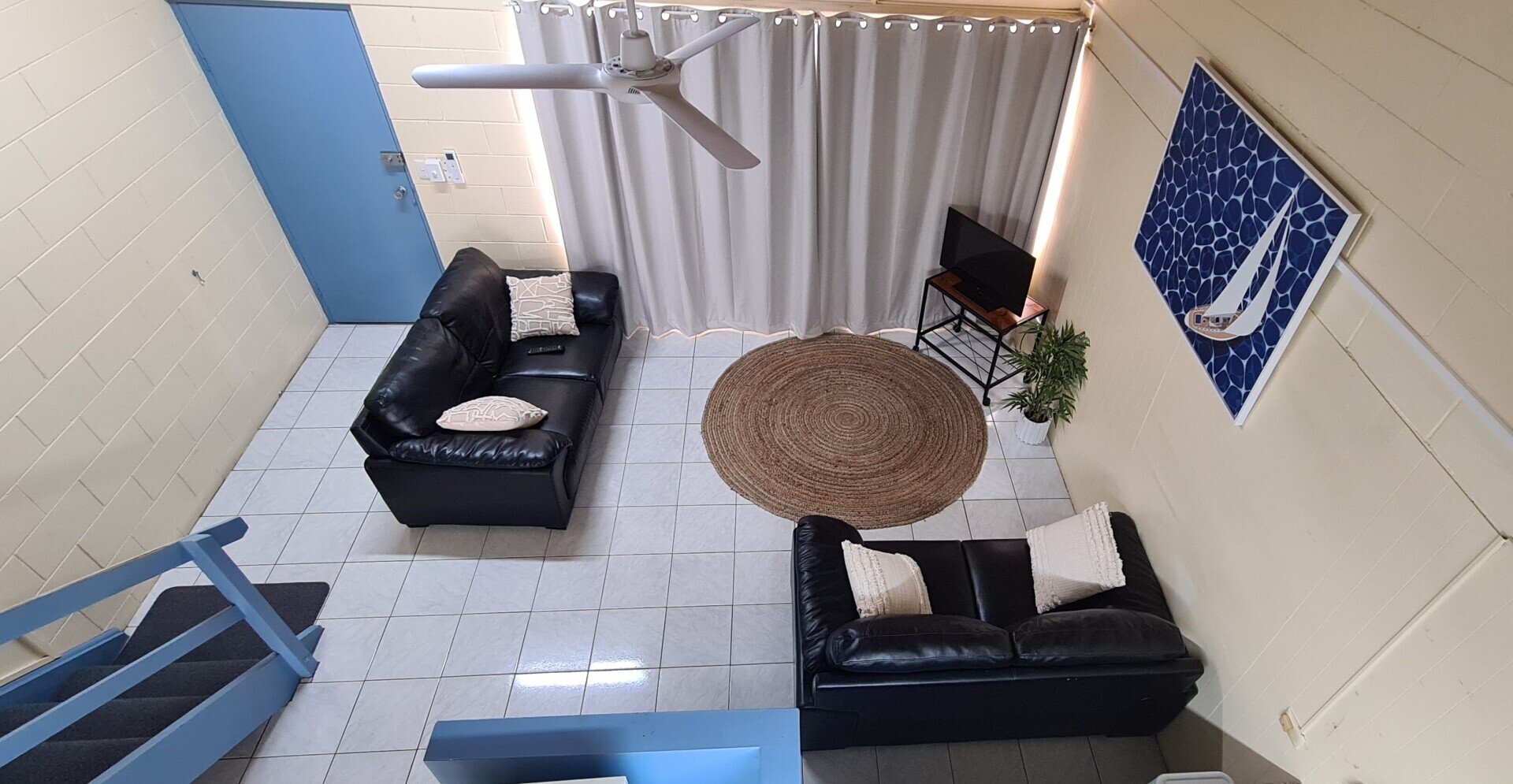 Townhouse type unit with 2 bedrooms, bathroom, kitchen and car park.