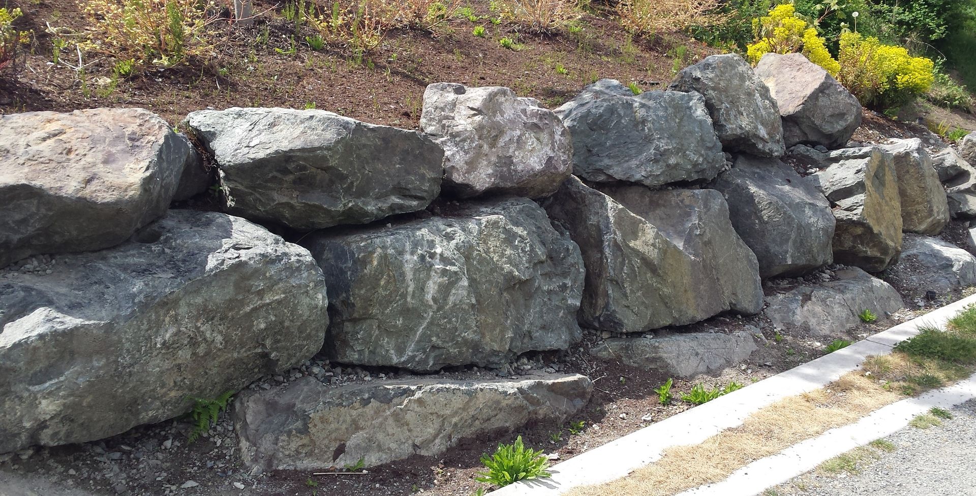 Boulder Retaining Wall, Stone Retaining Wall Hamilton ON