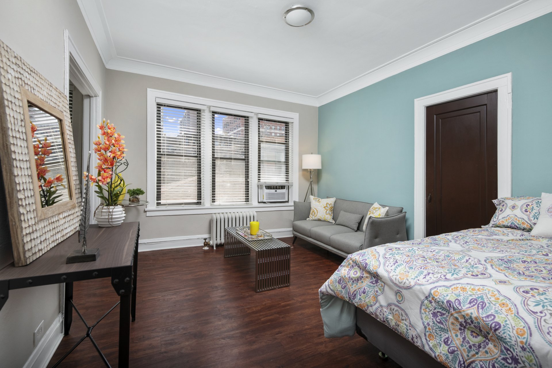 Reside at 823 | Apartments in Buena Park, Chicago