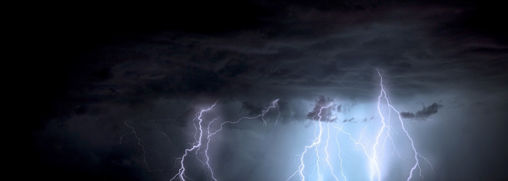 Does glass occur in nature?