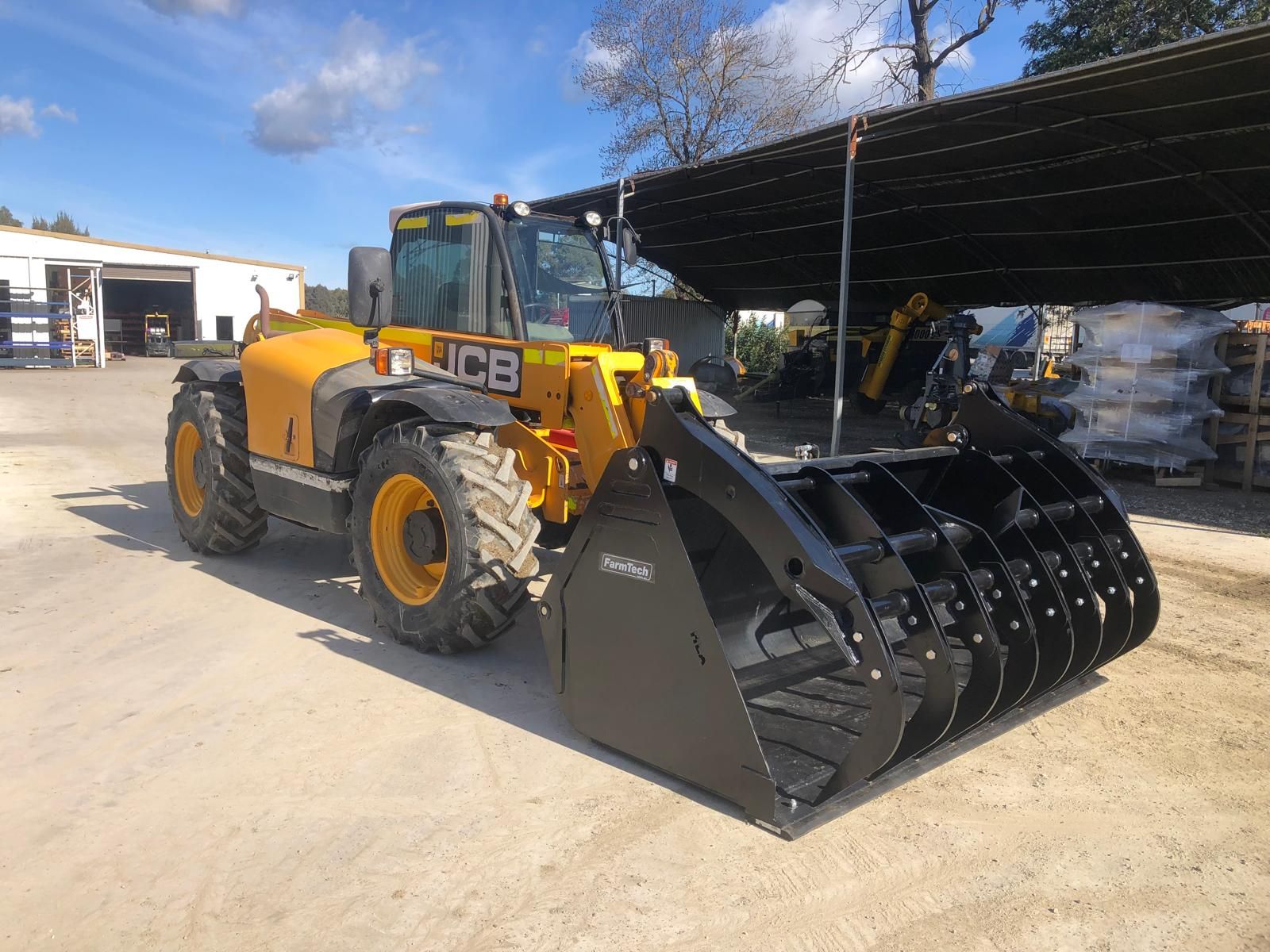 Silage Grapple Bucket - HLA Attachments - FarmTech
