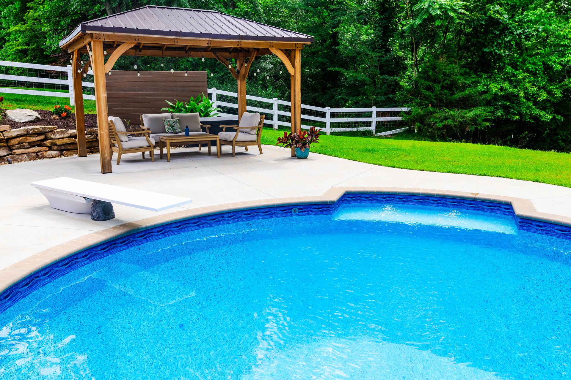 How We Build Custom Pools to Mimic Natural and Stunning Water Illusions