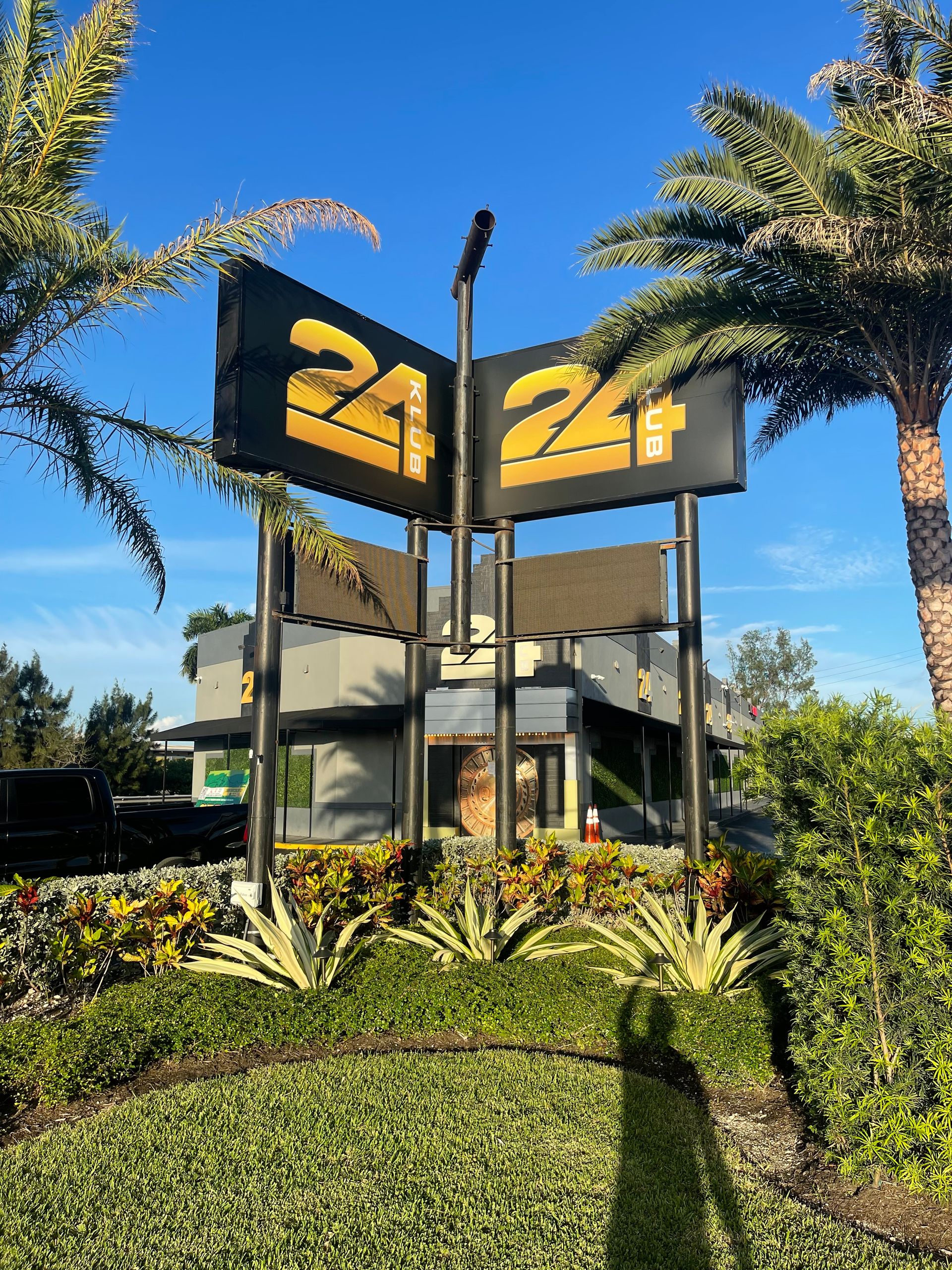 Monuments Pylon Signs | Mia Prosigns