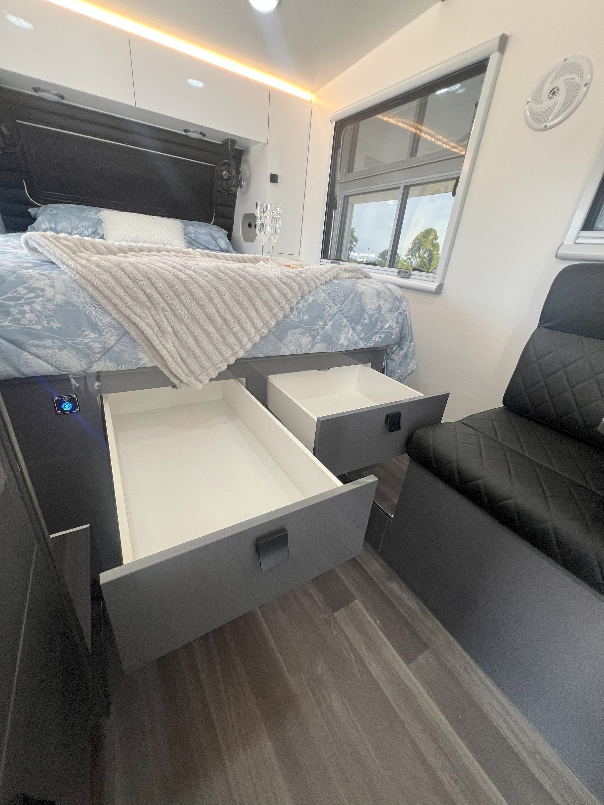 SUV Island 16 Caravan