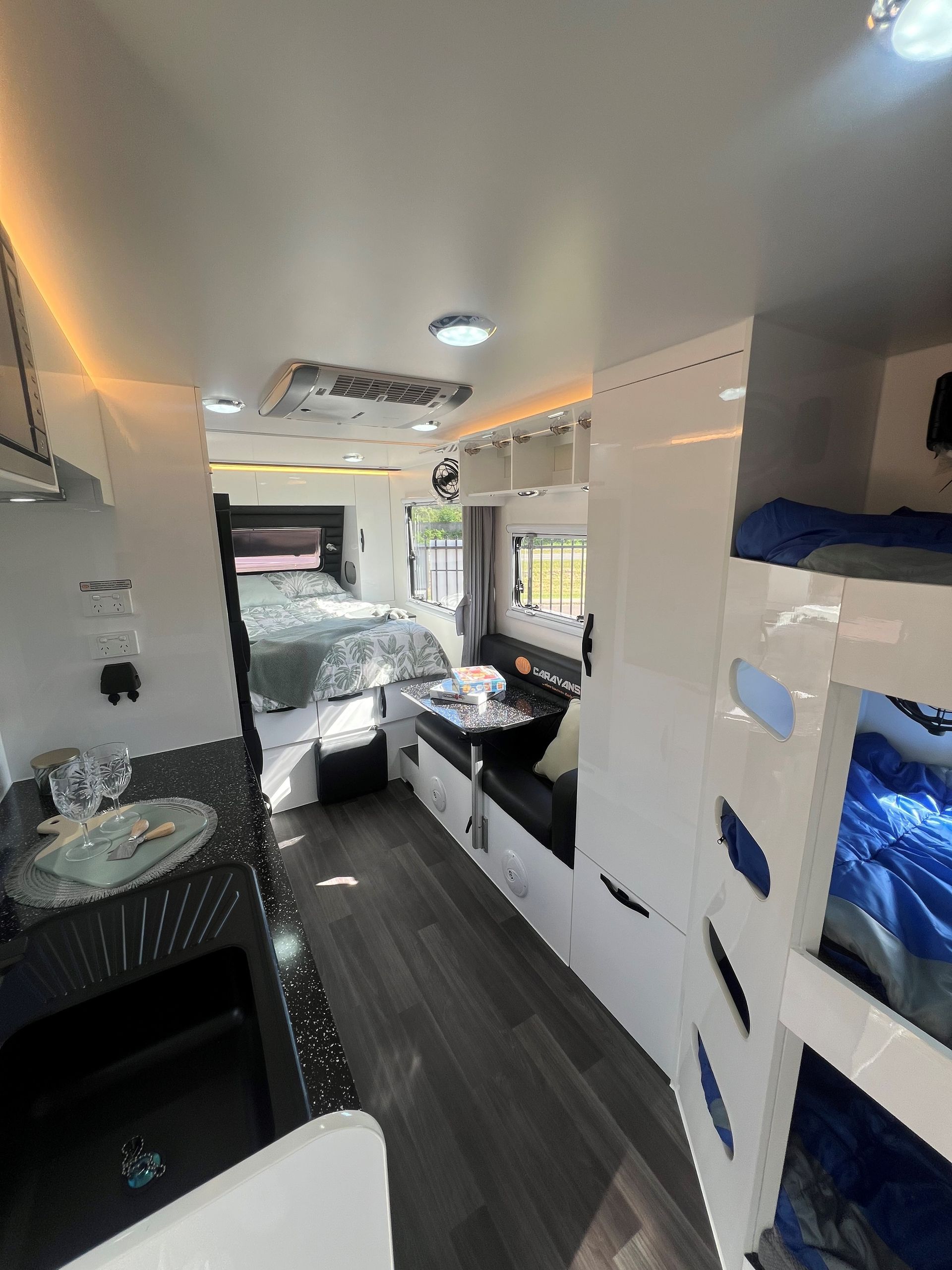 SUV Island Family 19.6 Caravan