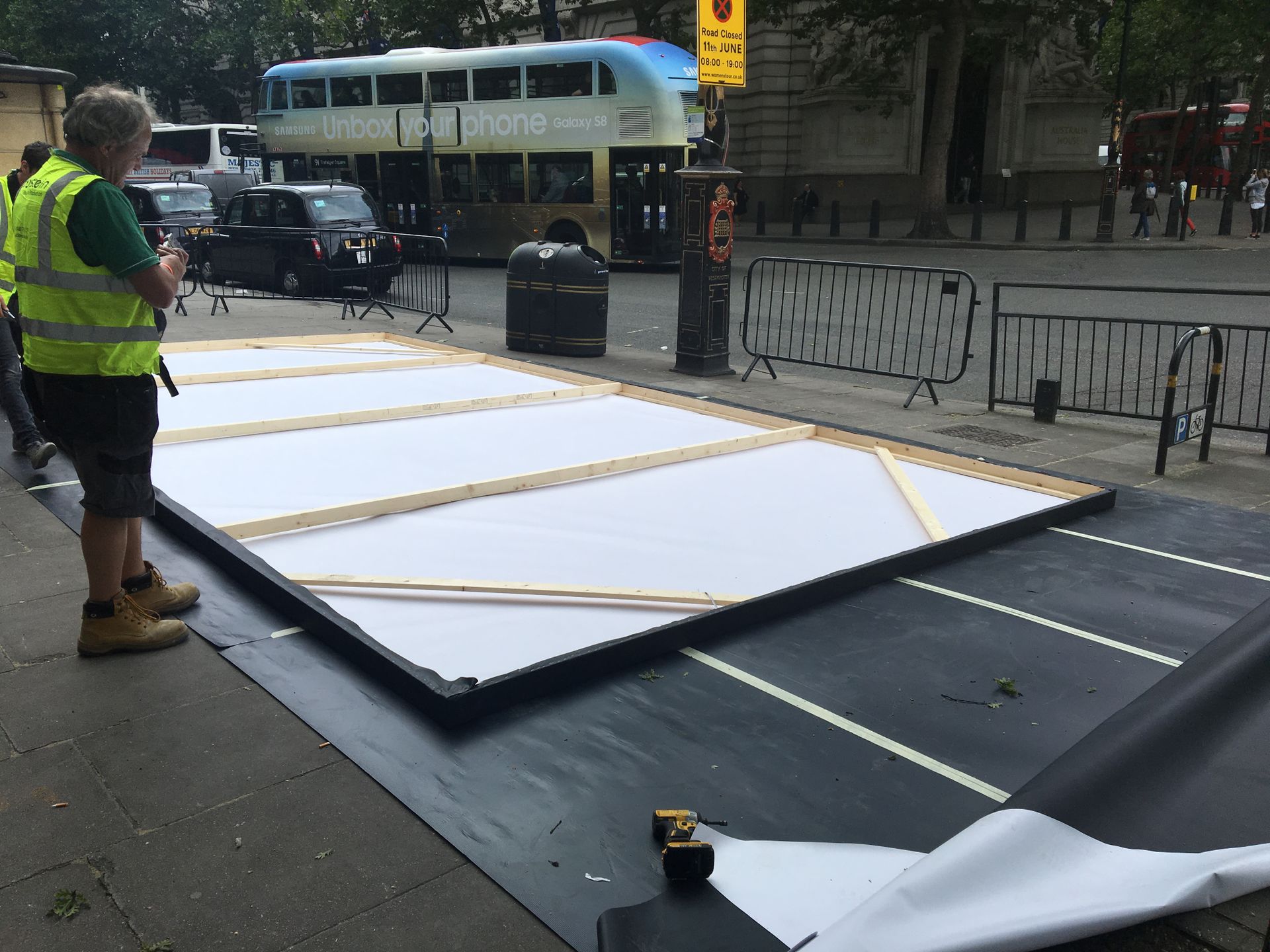 IGI Fitting Crew Sign Fitters & Graphic Installers Herts Essex Global