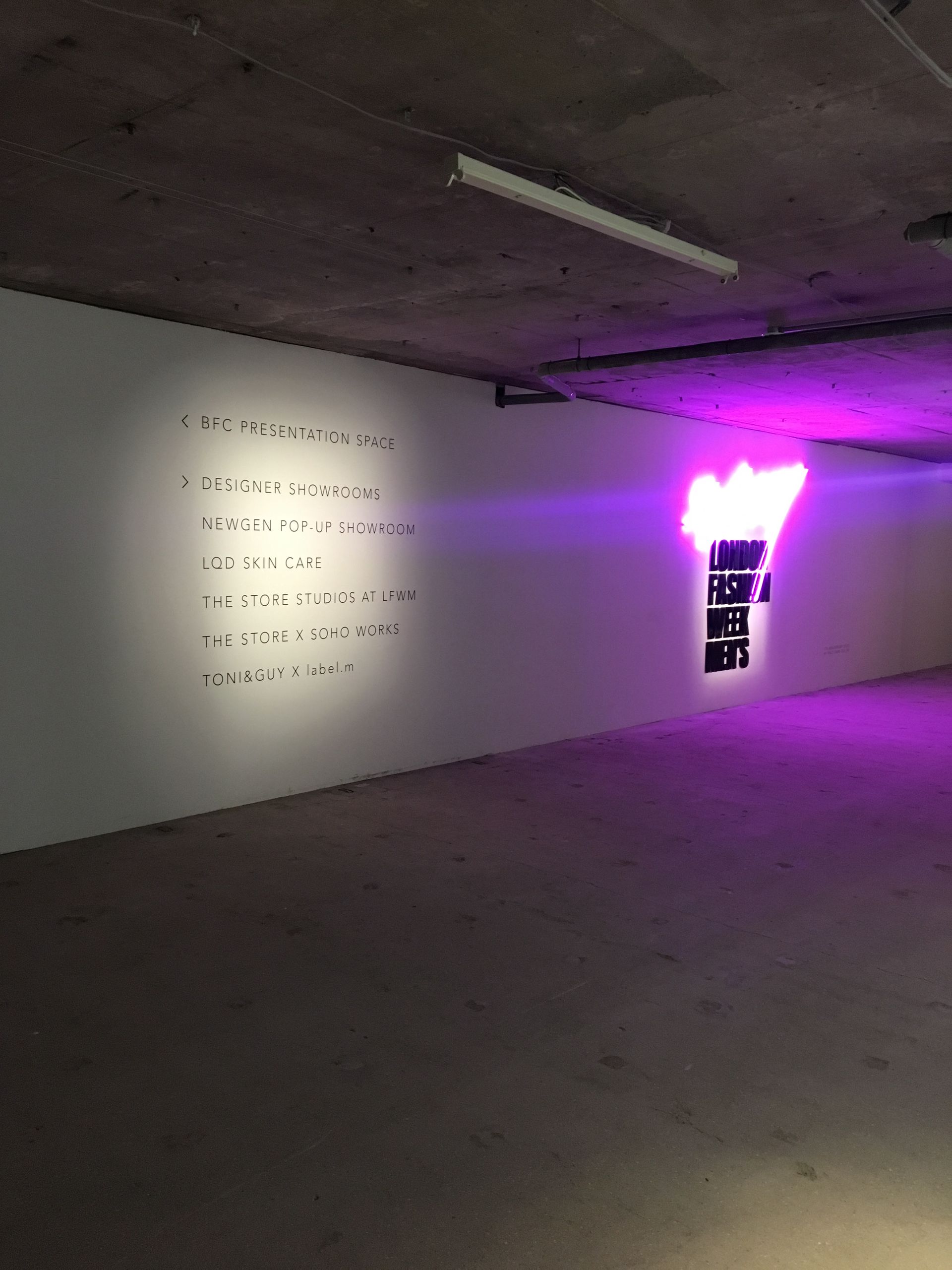 IGI Fitting Crew Sign Fitters & Graphic Installers Herts Essex Global