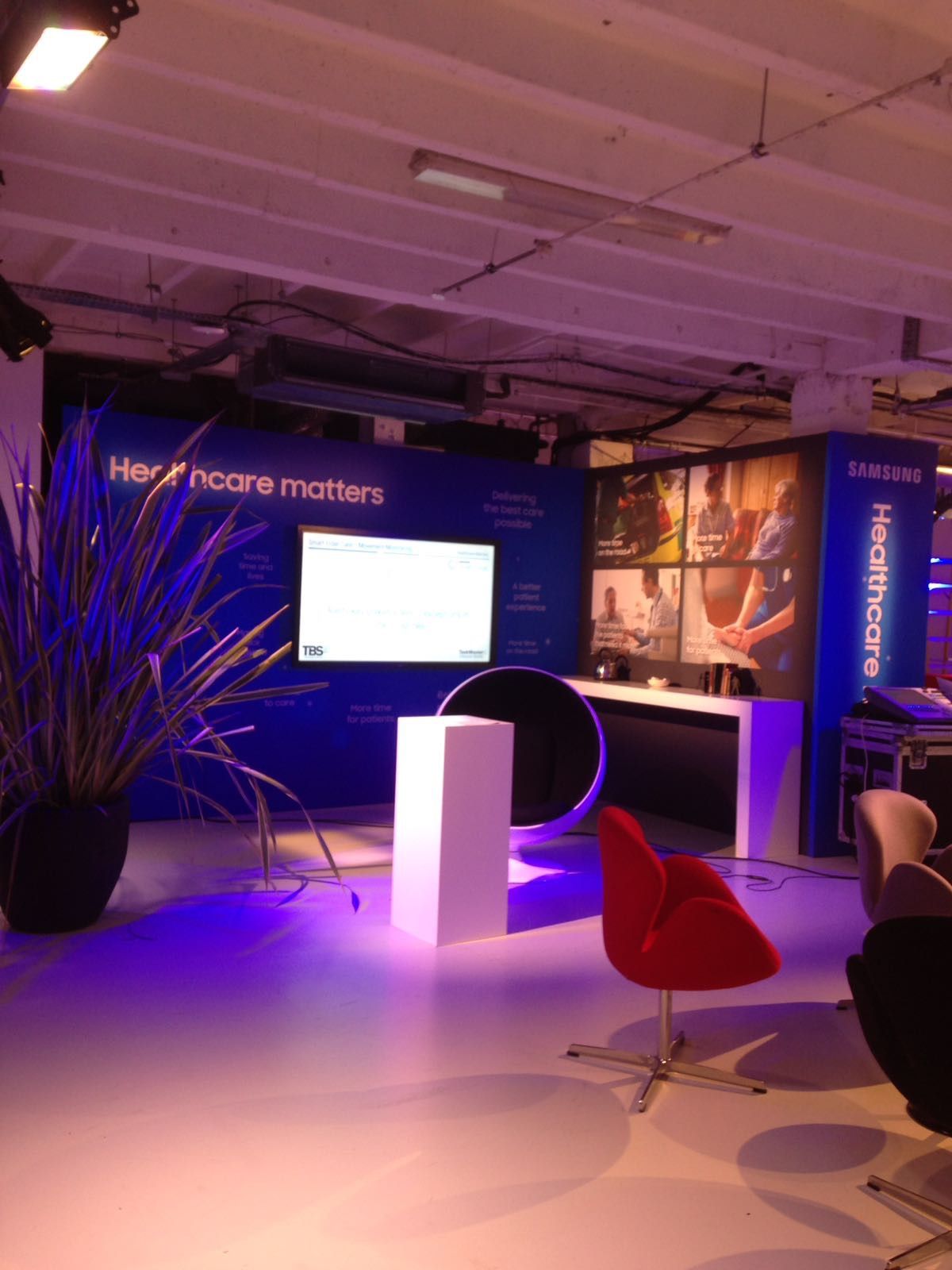 IGI Fitting Crew Sign Fitters & Graphic Installers Herts Essex Global