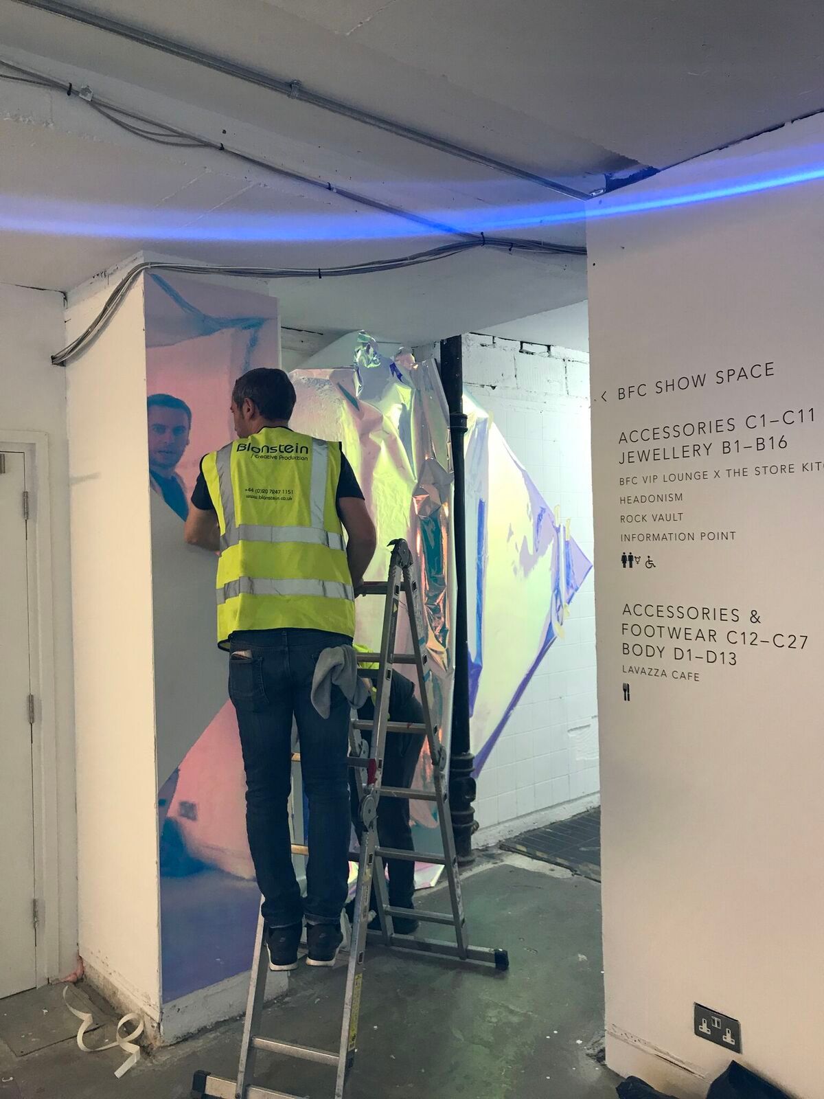 IGI Fitting Crew Sign Fitters & Graphic Installers Herts Essex Global